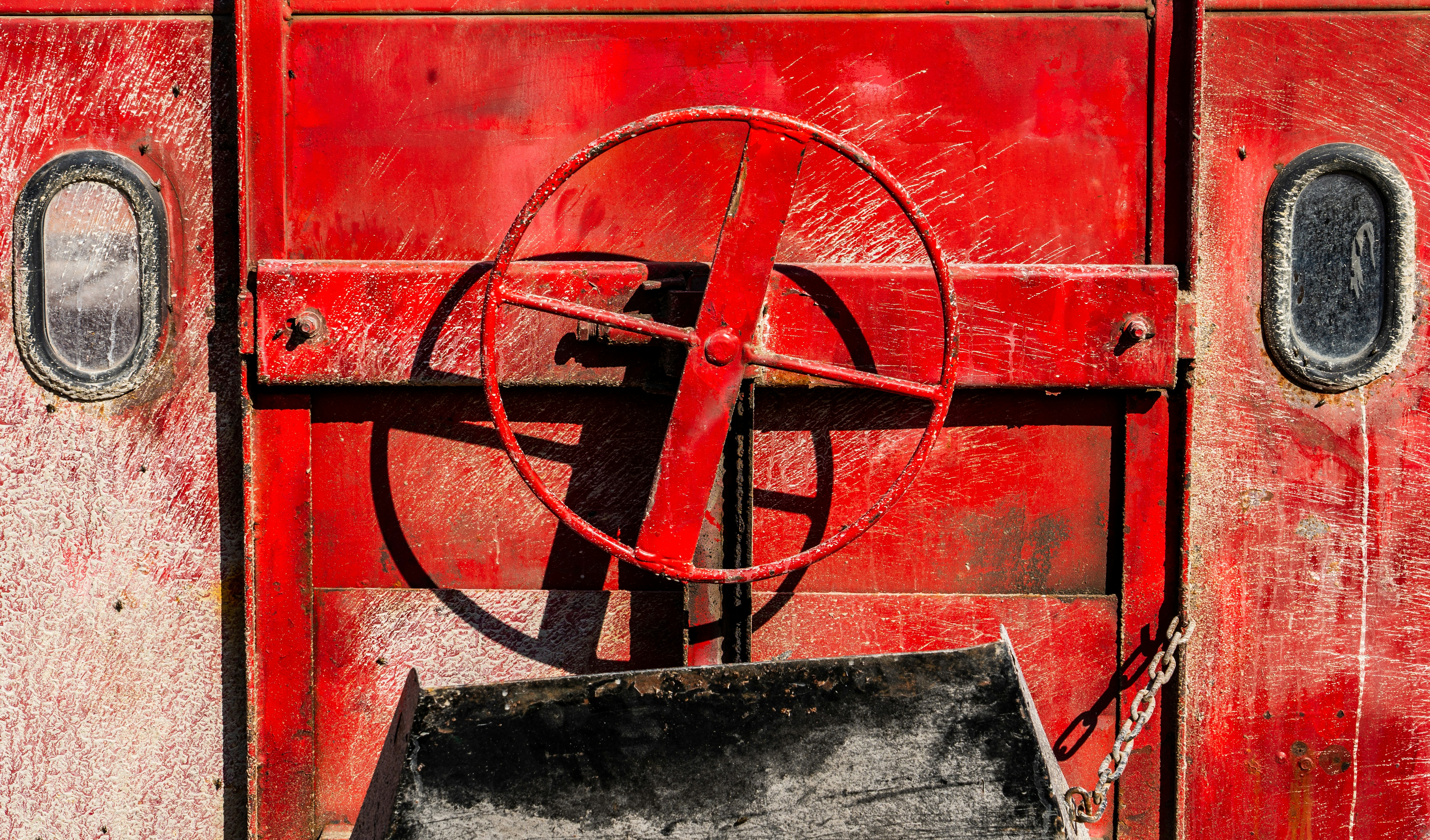 Una puerta roja con una cruz en ella foto – Imagen de Rueda gratuita en ...