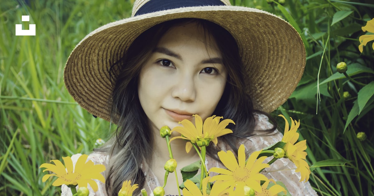 Foto Una Mujer Sentada En Un Campo Con Flores Amarillas Imagen