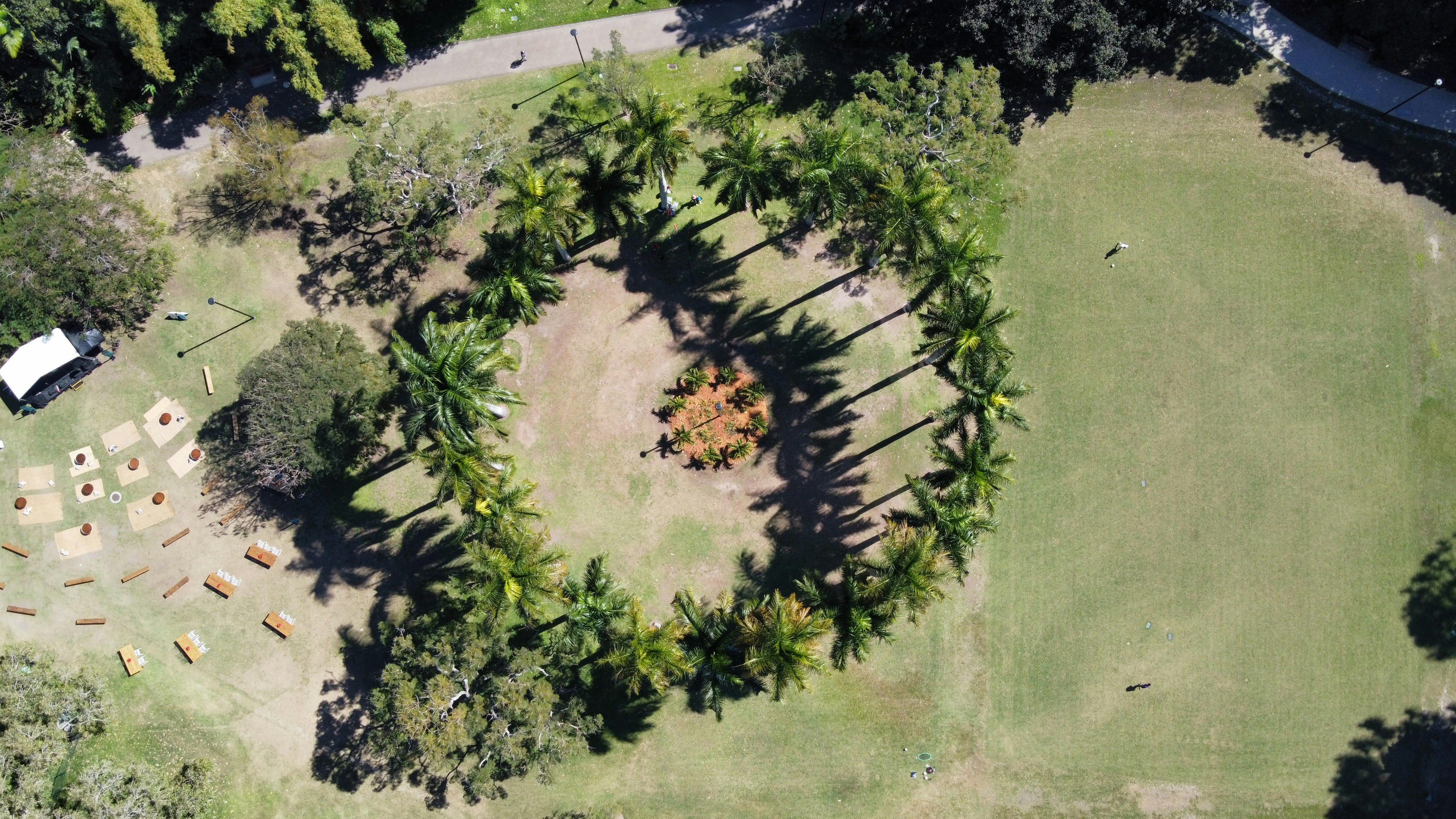 An aerial view of a park with trees and grass photo – Free Qut gardens ...