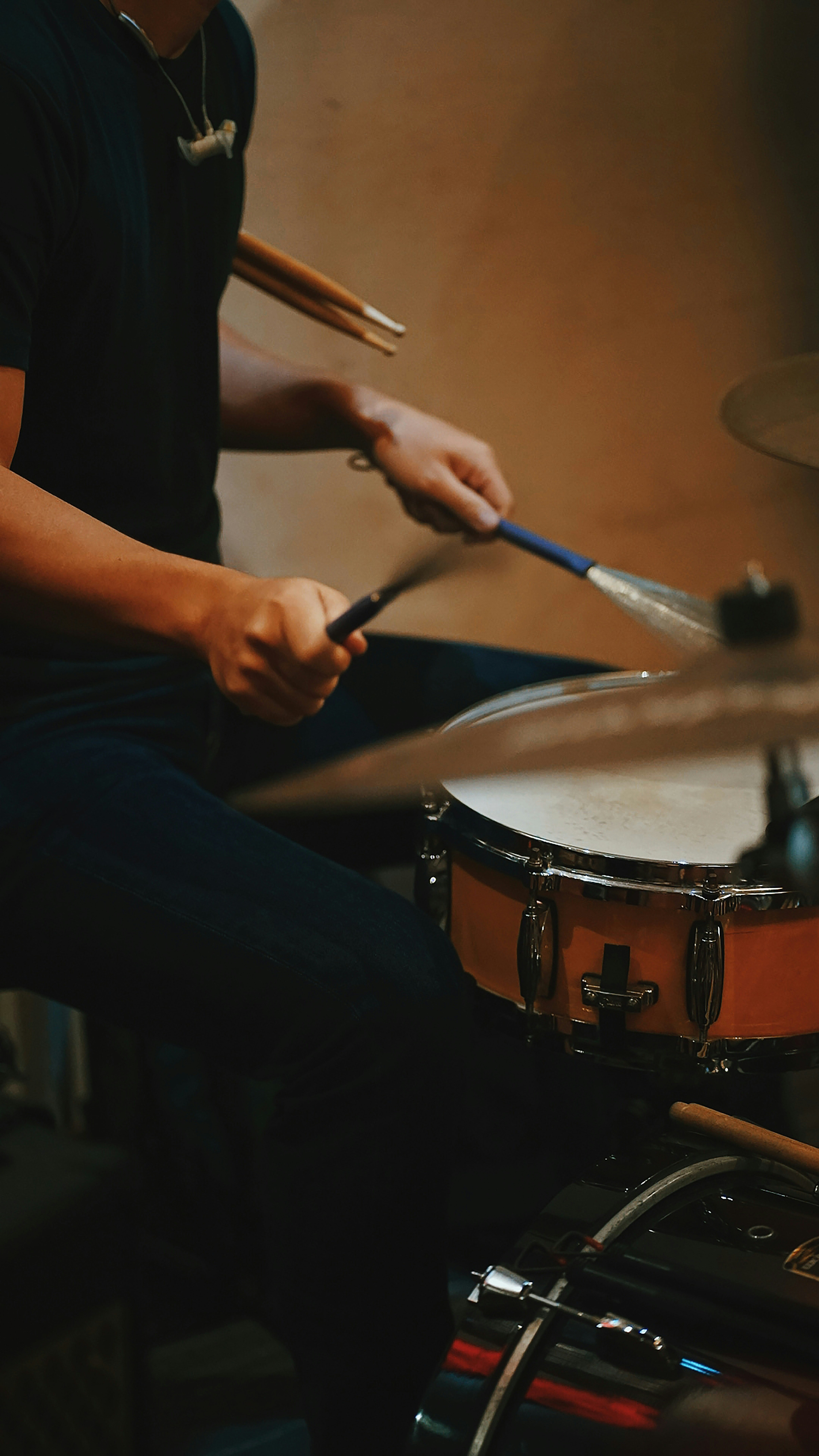 A man is playing drums on a drum set photo – Free Human Image on Unsplash