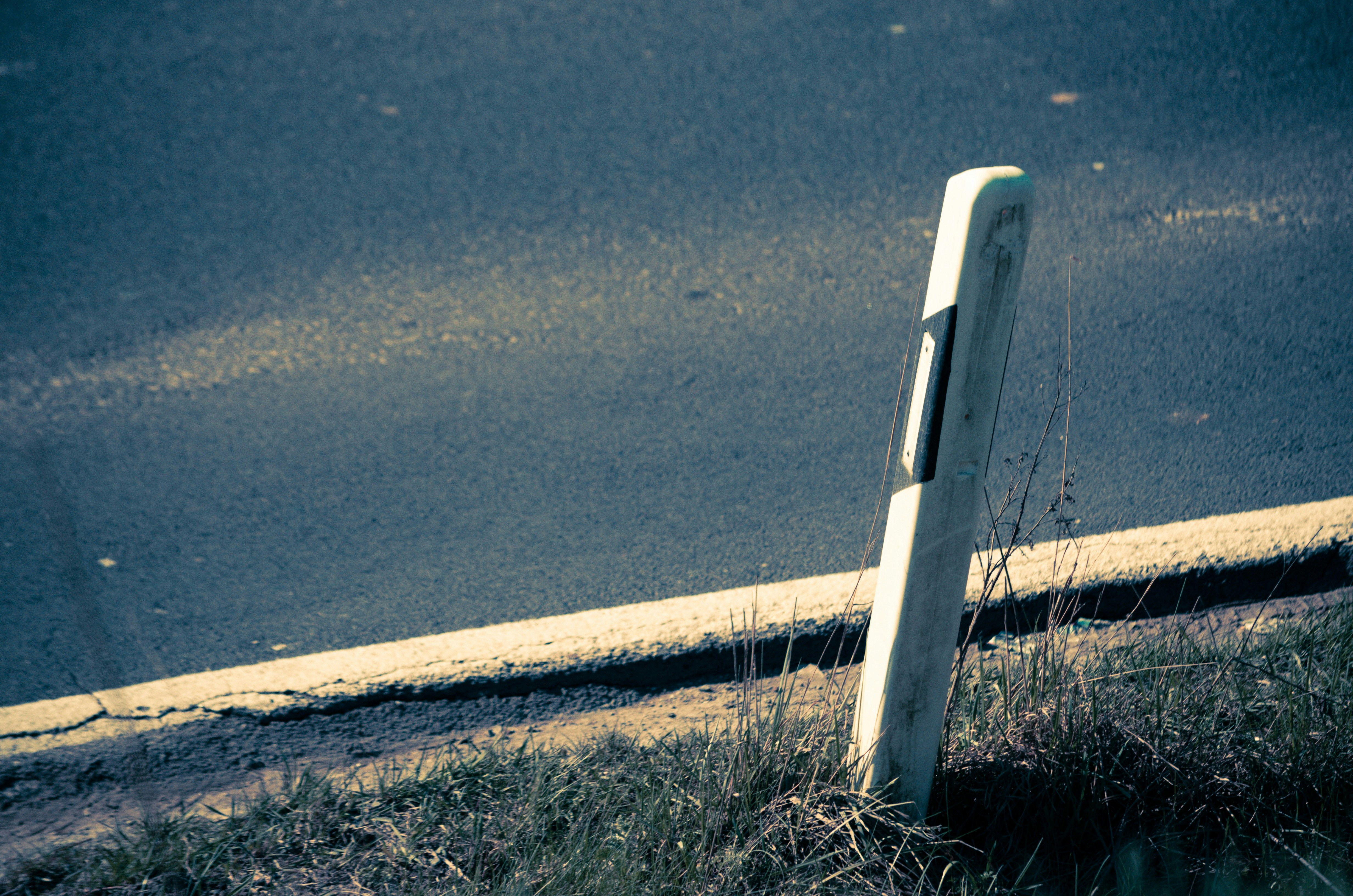 A broken street sign sitting on the side of a road photo – Free Road ...