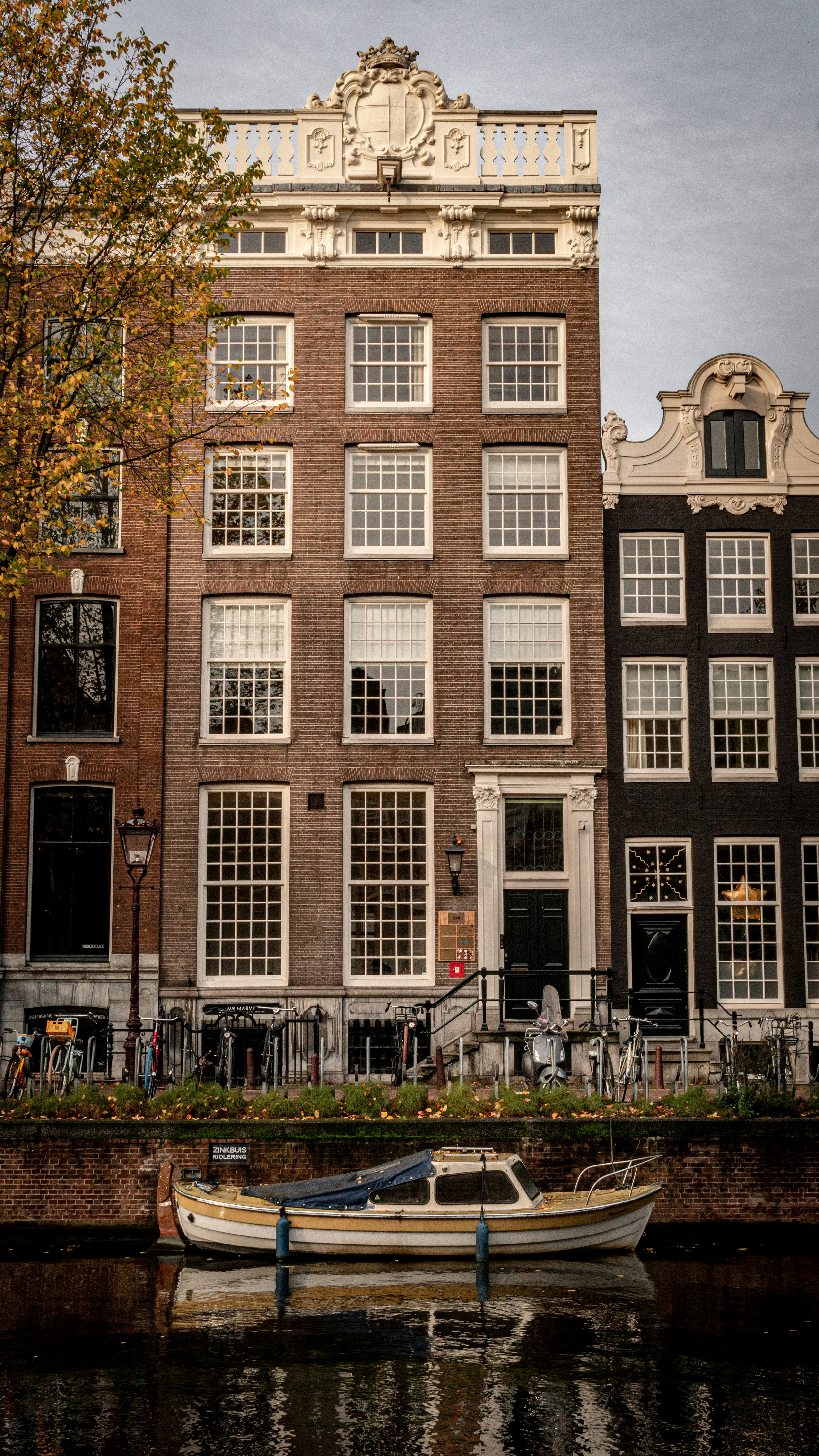 Foto Una hilera de edificios junto a un cuerpo de agua – Imagen ...