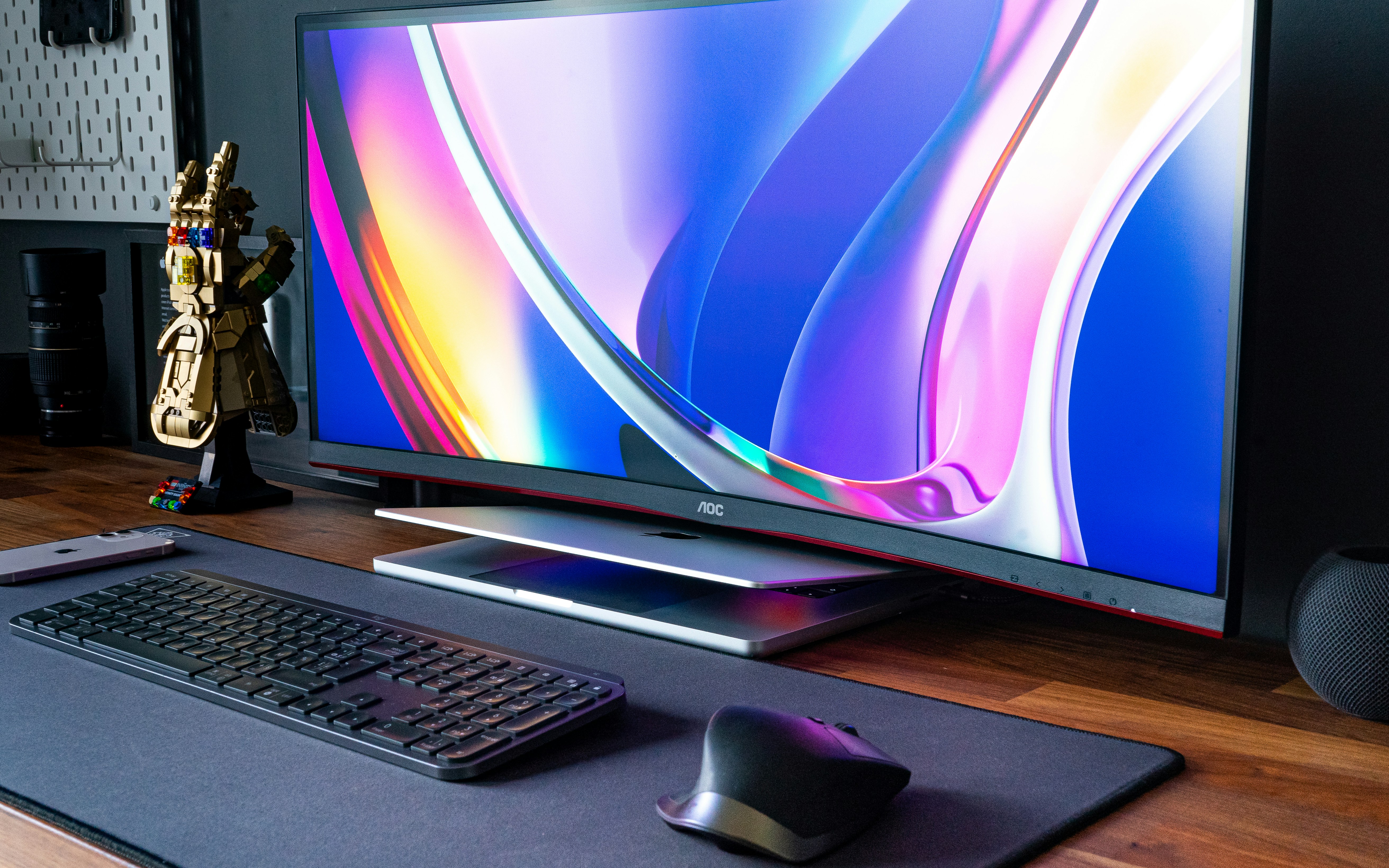 Foto Un monitor de computadora sentado encima de un escritorio de ...