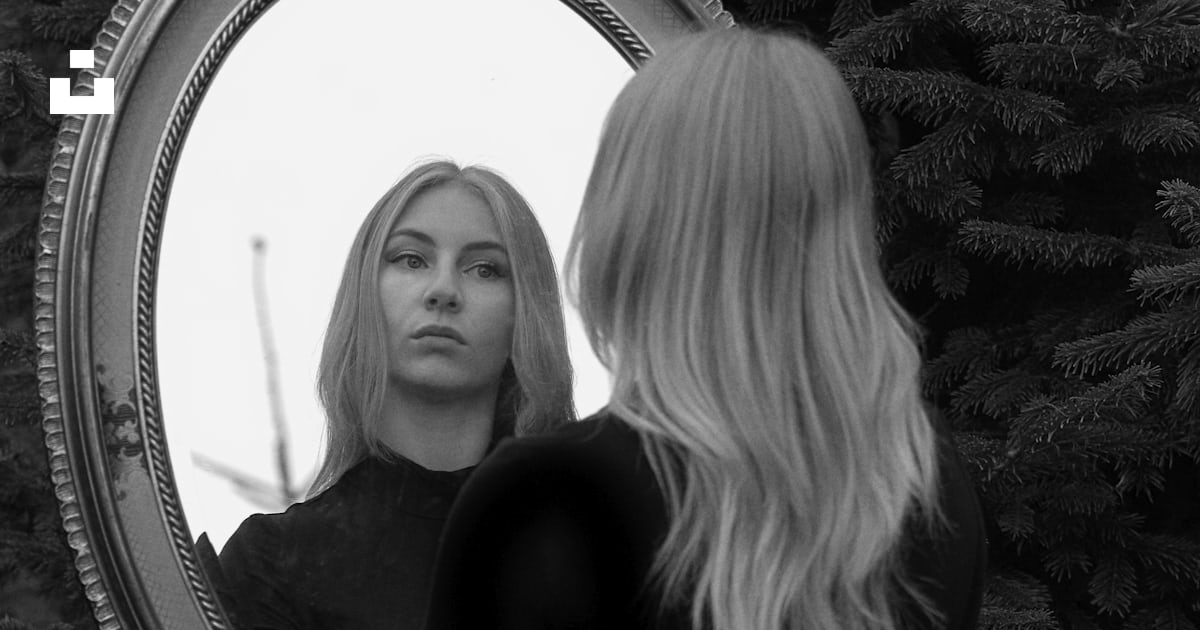 Foto Una Mujer Parada Frente A Un Espejo Imagen Chica Gratis En Unsplash