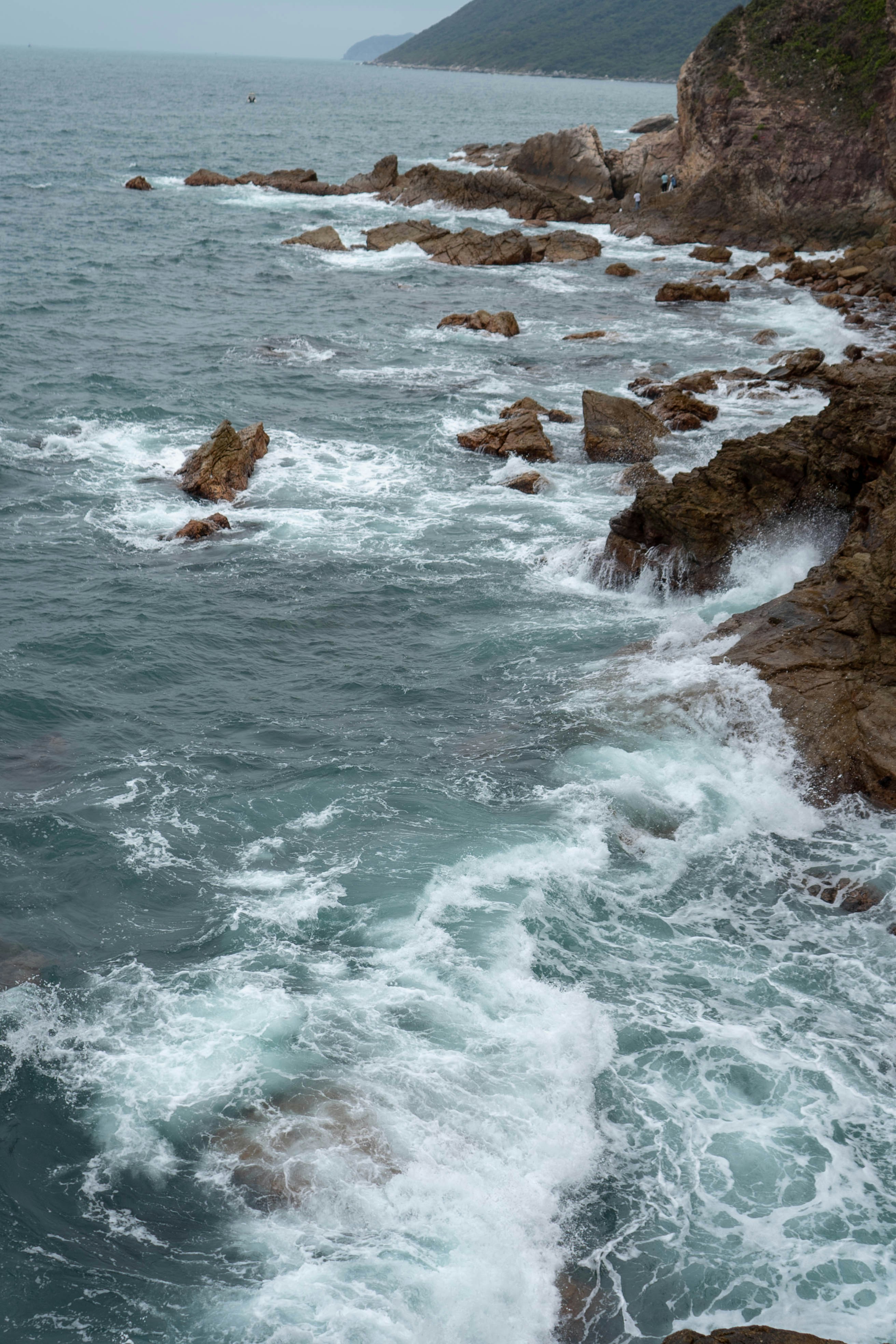 Une vue de l’océan depuis une falaise rocheuse photo – Image gratuite ...