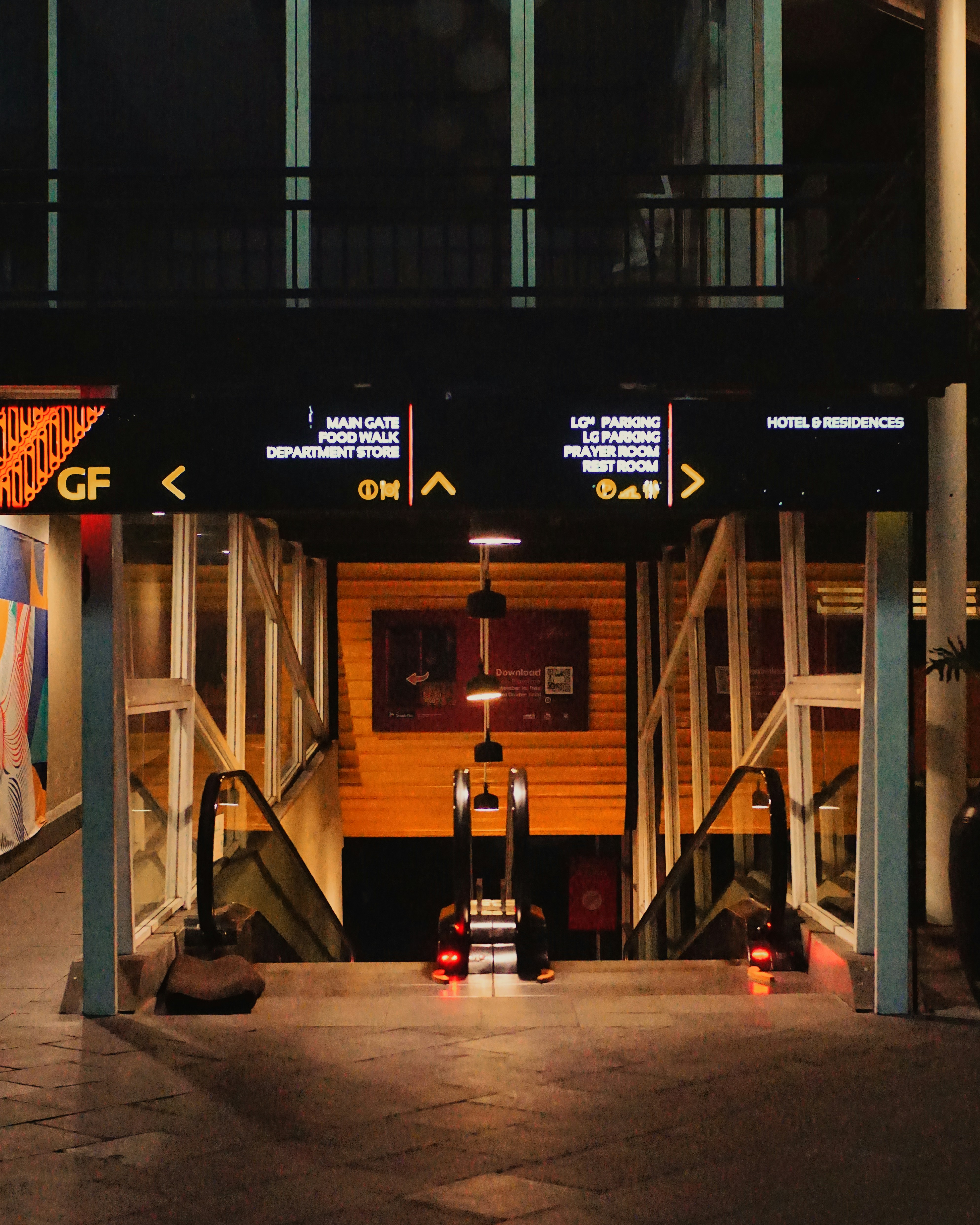 Foto zum Thema Ein Bahnhof mit einem Zug auf den Gleisen – Kostenloses ...