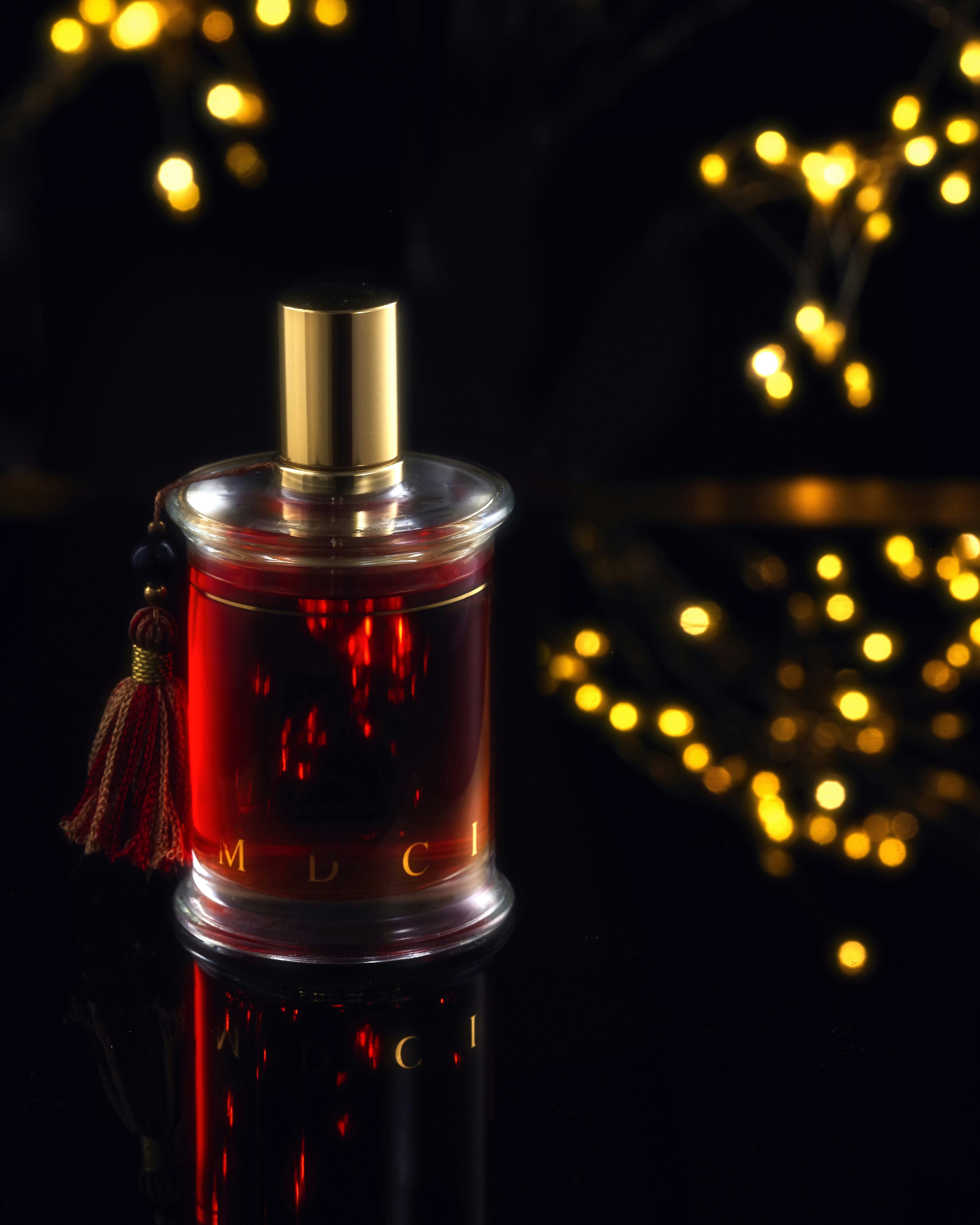 Un flacon de parfum posé sur une table photo – Image gratuite de Parfum ...