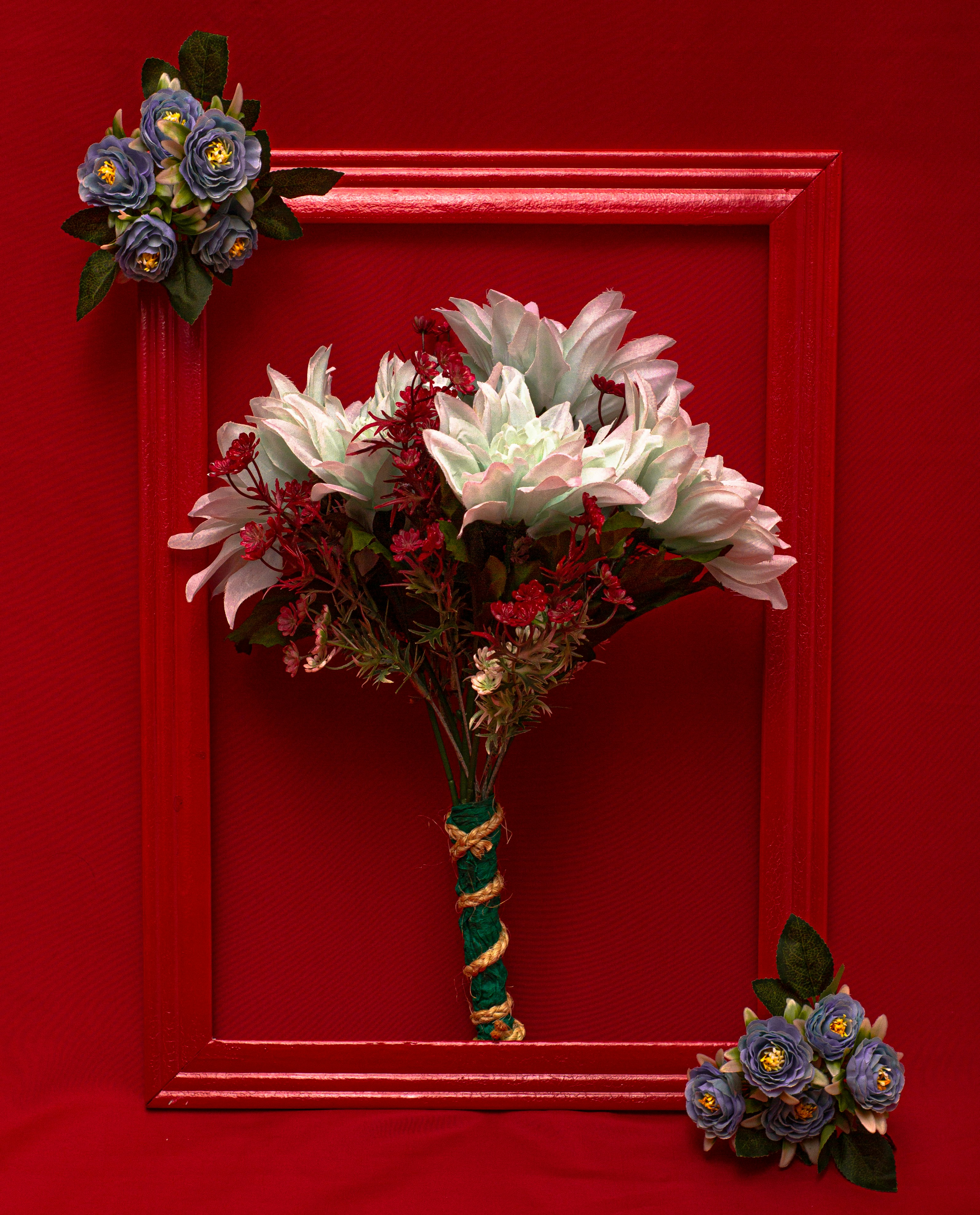 Foto Un ramo de flores sentado frente a un marco rojo – Imagen Boquer ...