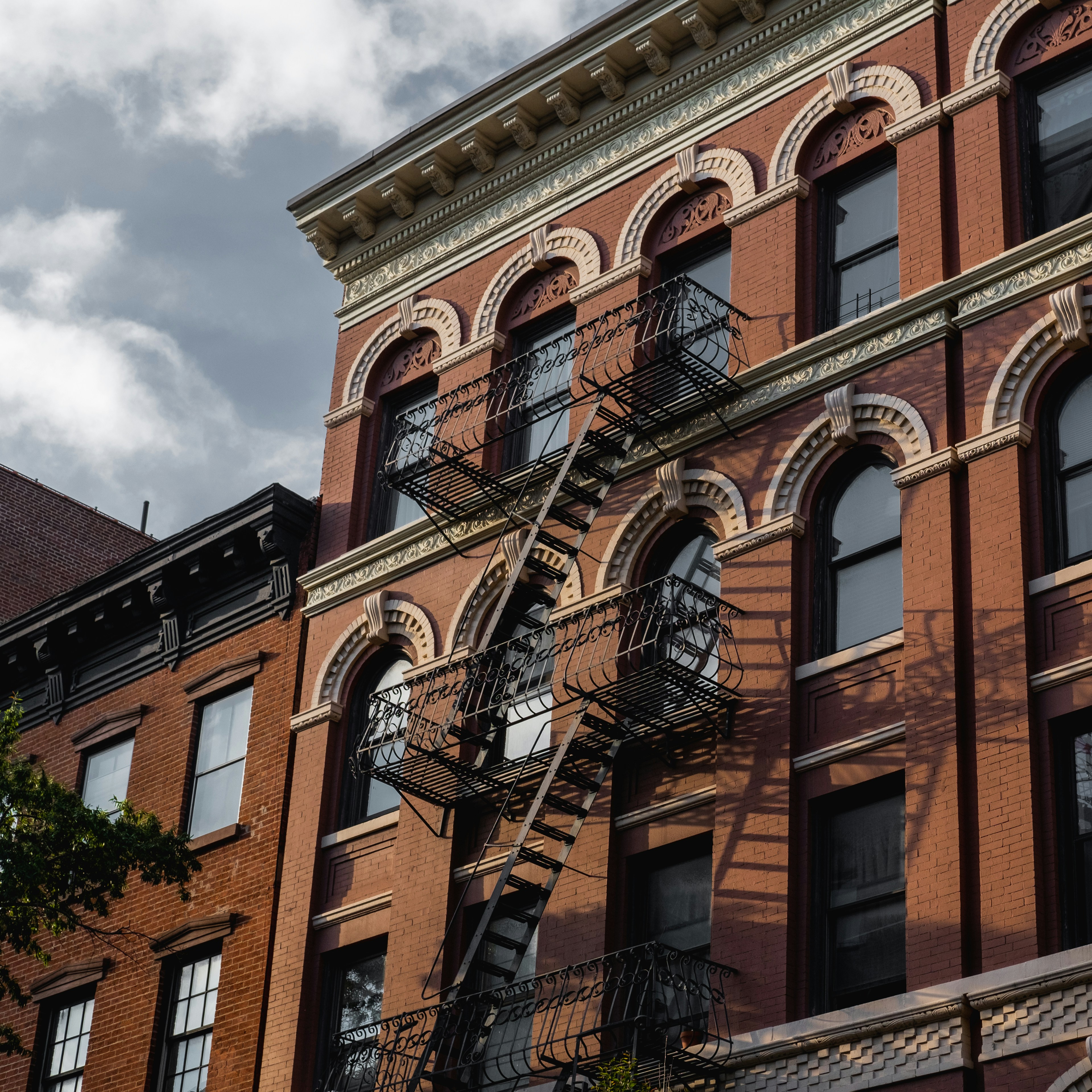 A fire escape on the side of a building photo – Free City Image on Unsplash
