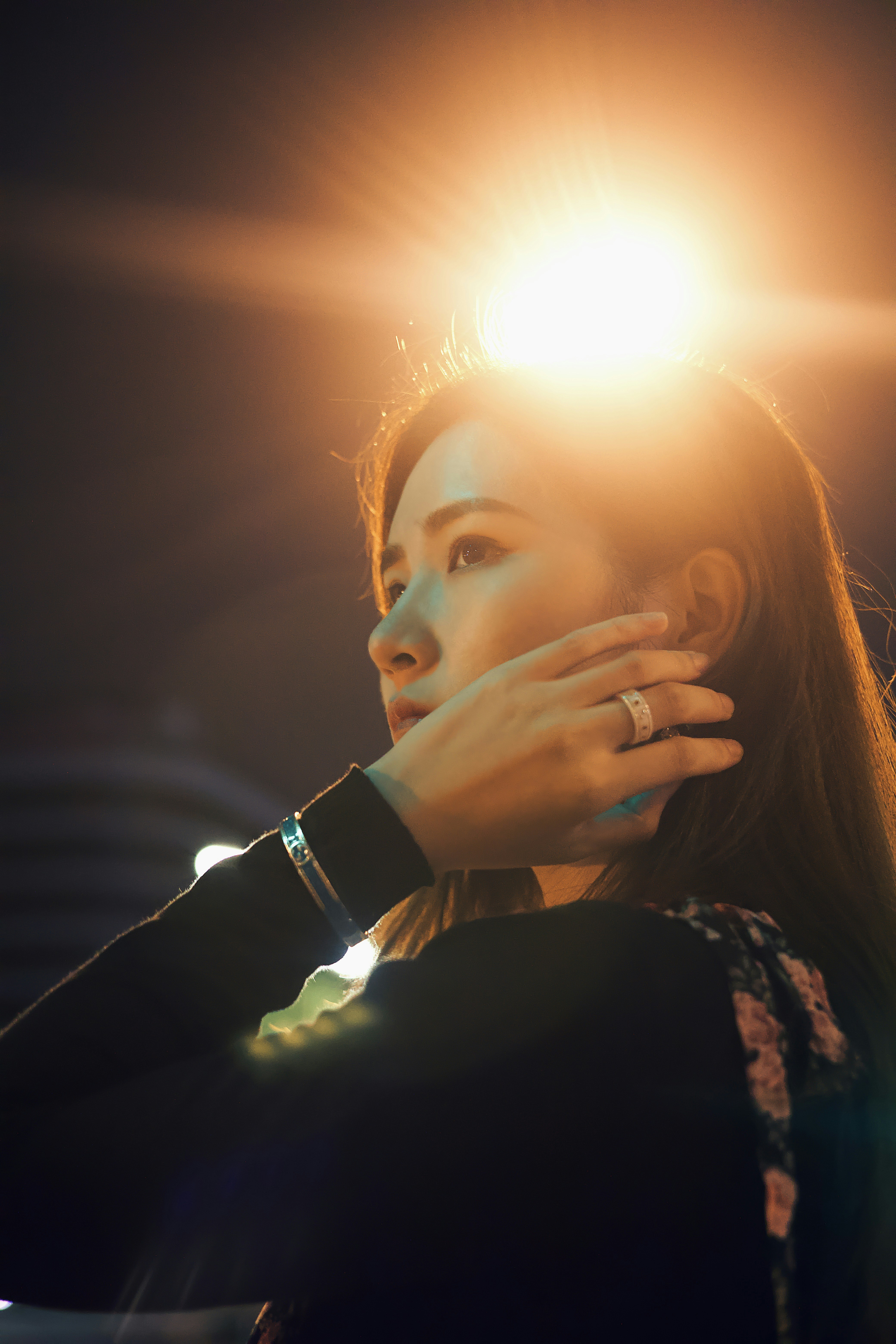 Halo in the Night: A Quiet Portrait Bathed by a Streetlamp