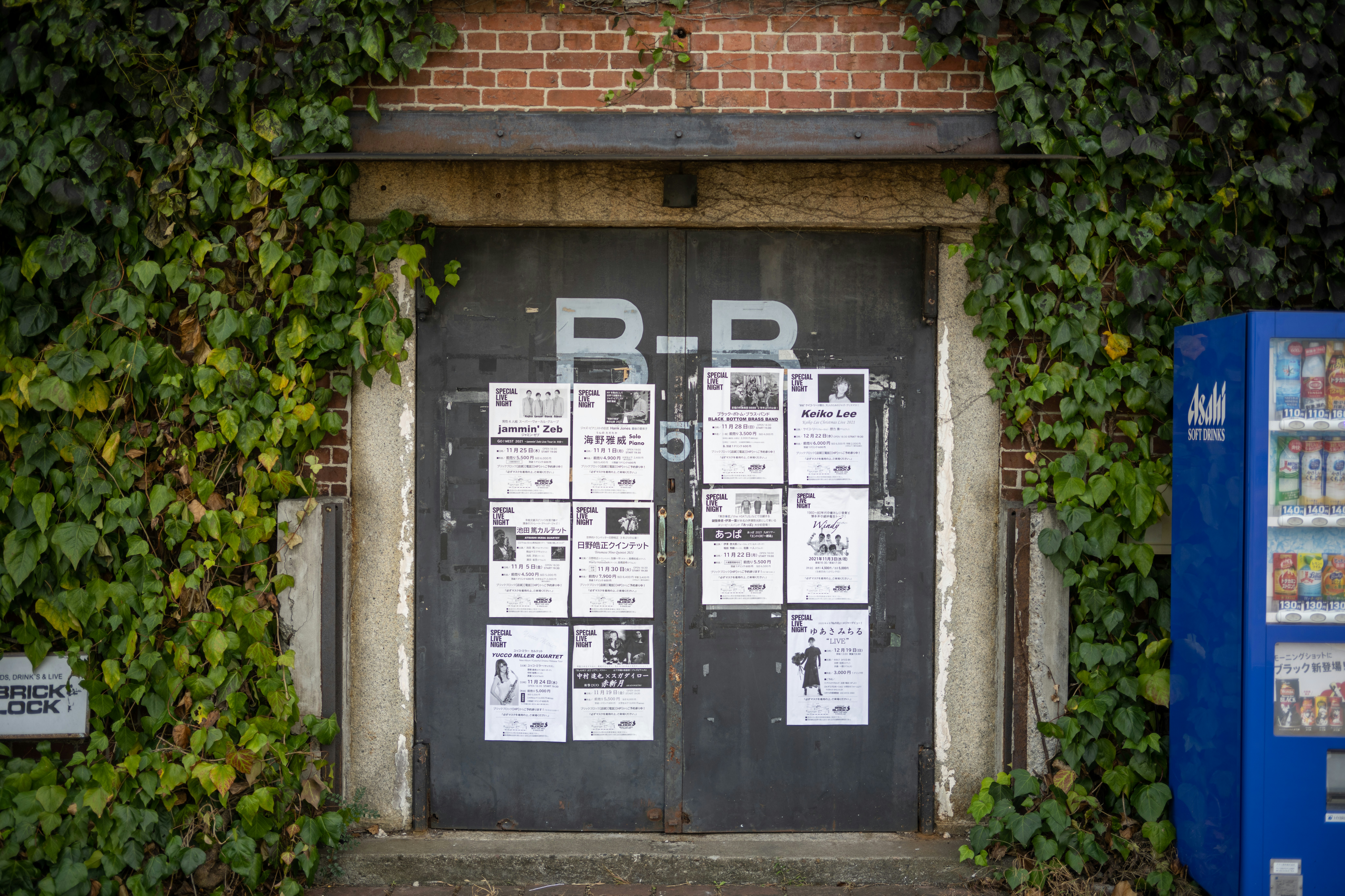 A building with a bunch of signs on it photo – Free Plant Image on Unsplash