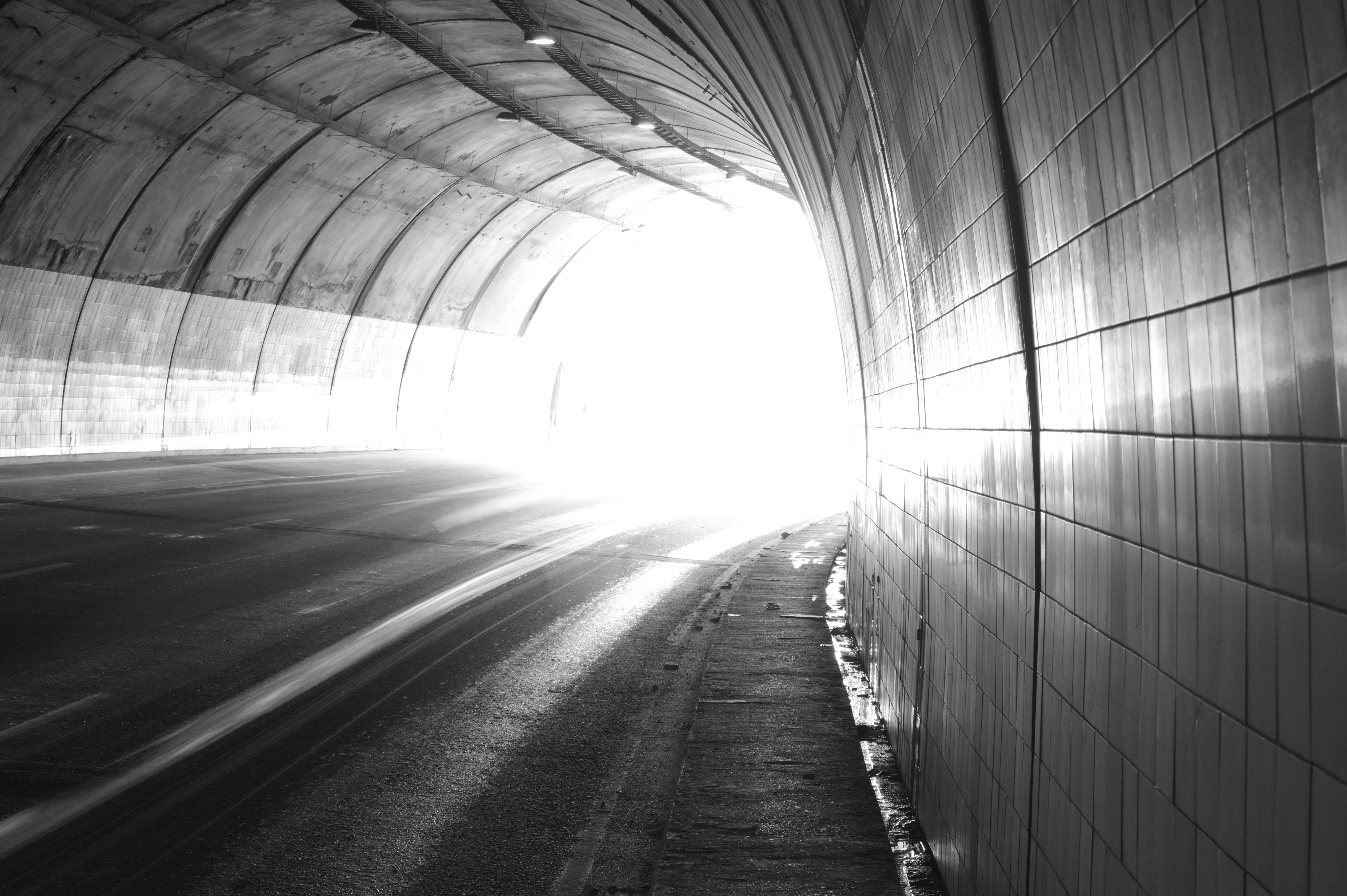 Une photo en noir et blanc d’un tunnel photo – Image gratuite de Tunnel sur Unsplash
