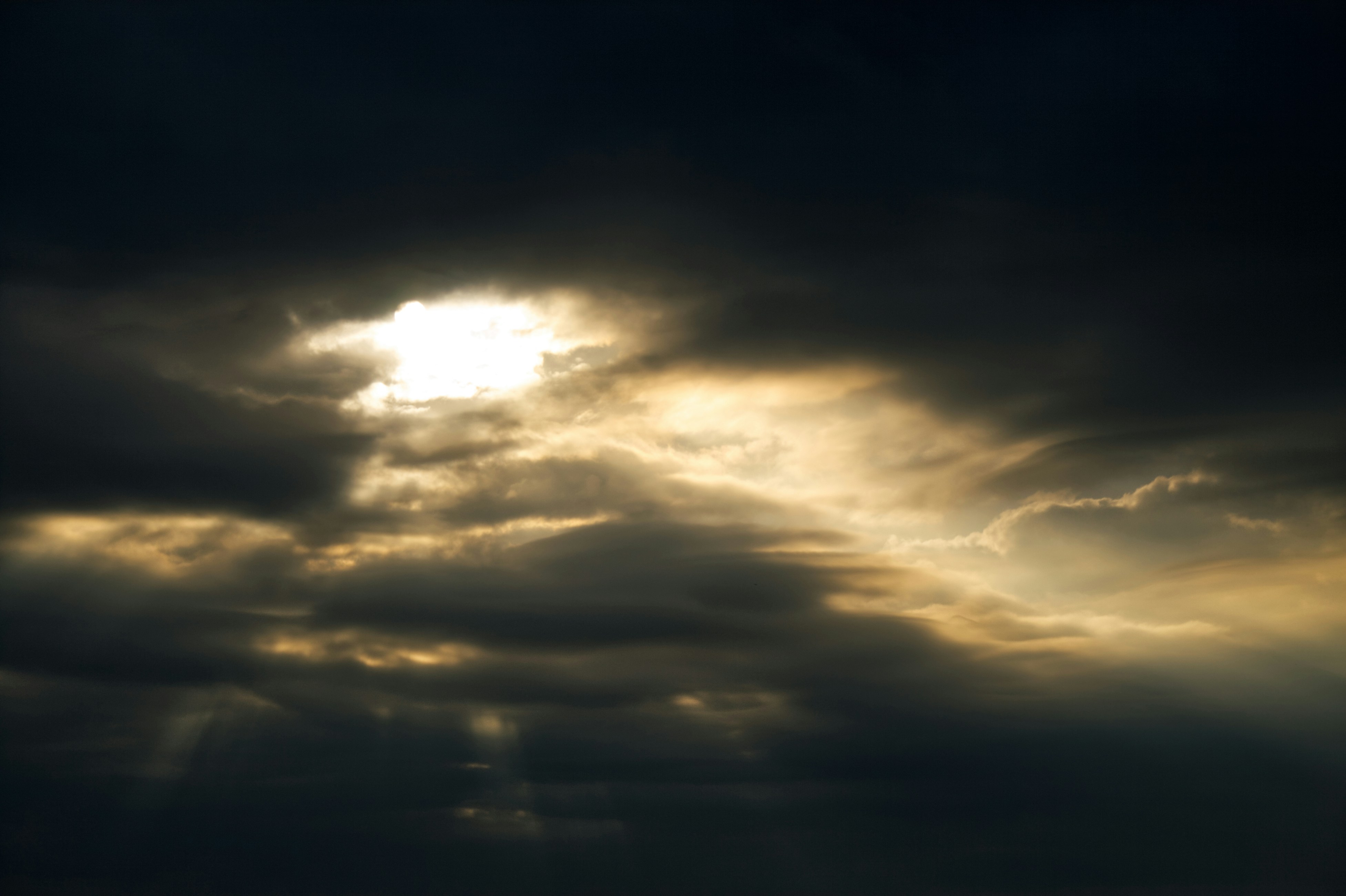 Le soleil brille à travers les nuages dans le ciel photo – Photo Ciel ...