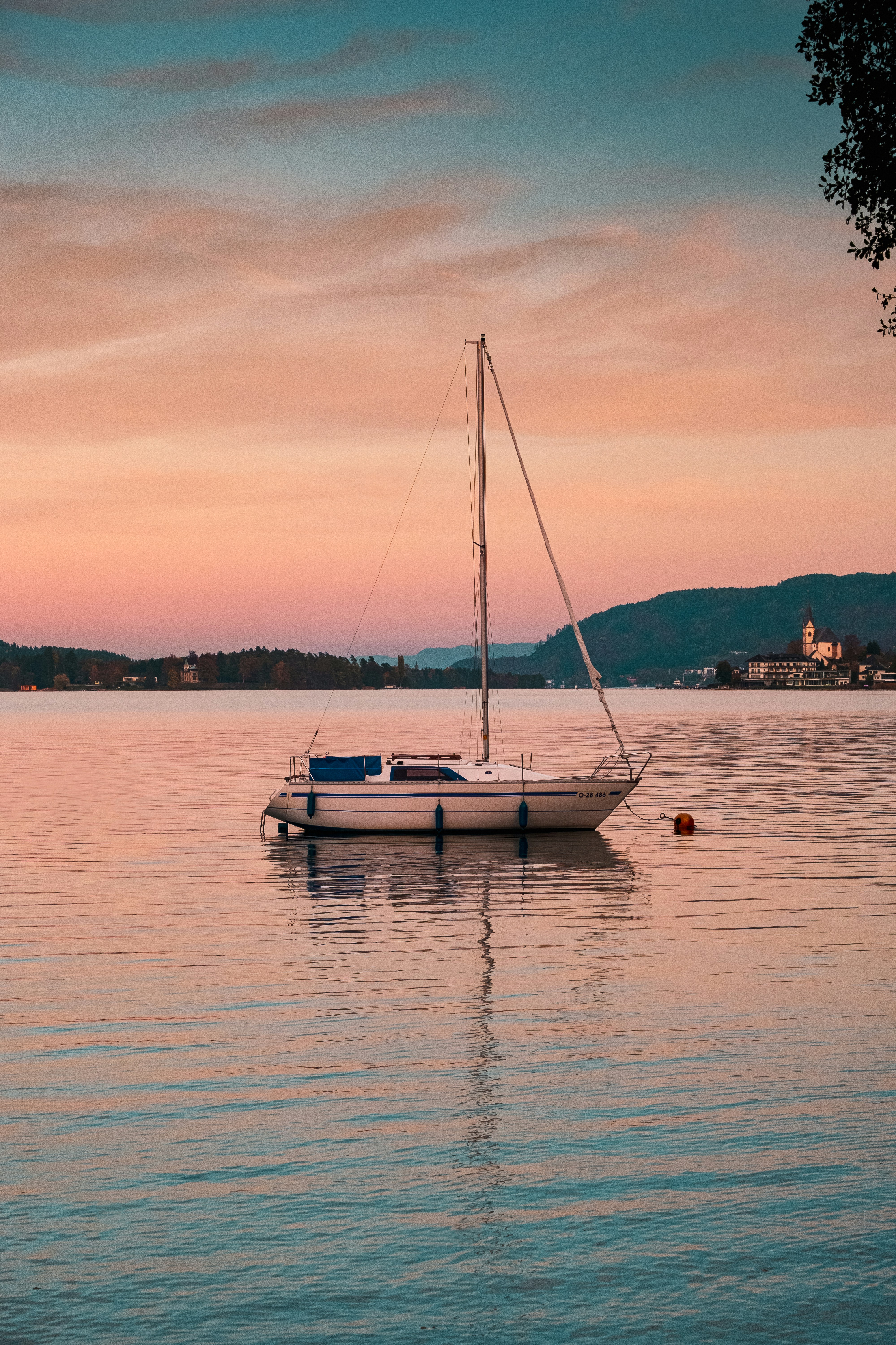 Foto zum Thema Ein Segelboot, das bei Sonnenuntergang auf dem Wasser ...