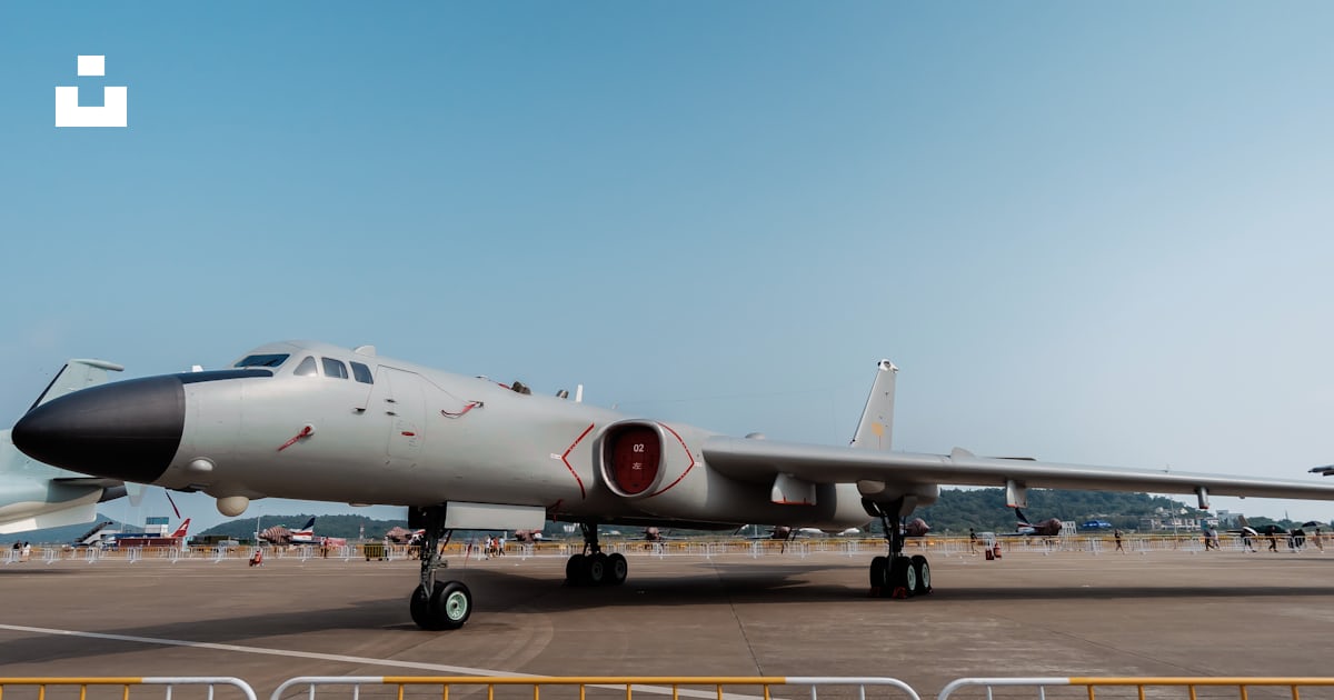 공항 활주로 위에 앉아 있는 제트기 사진 Unsplash의 무료 파랑 이미지
