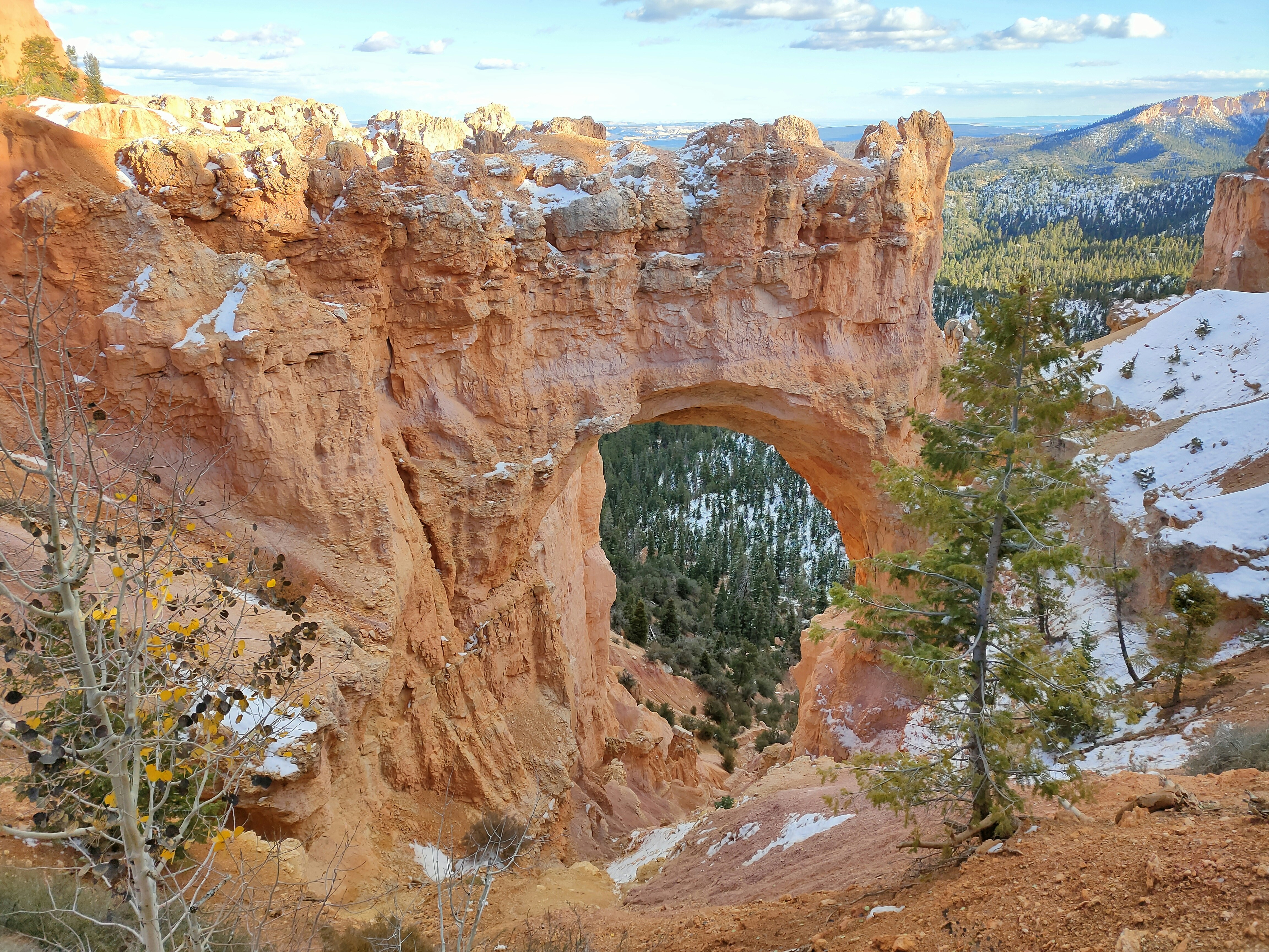 A rocky cliff with a hole in the middle of it photo – Free Bryce canyon ...