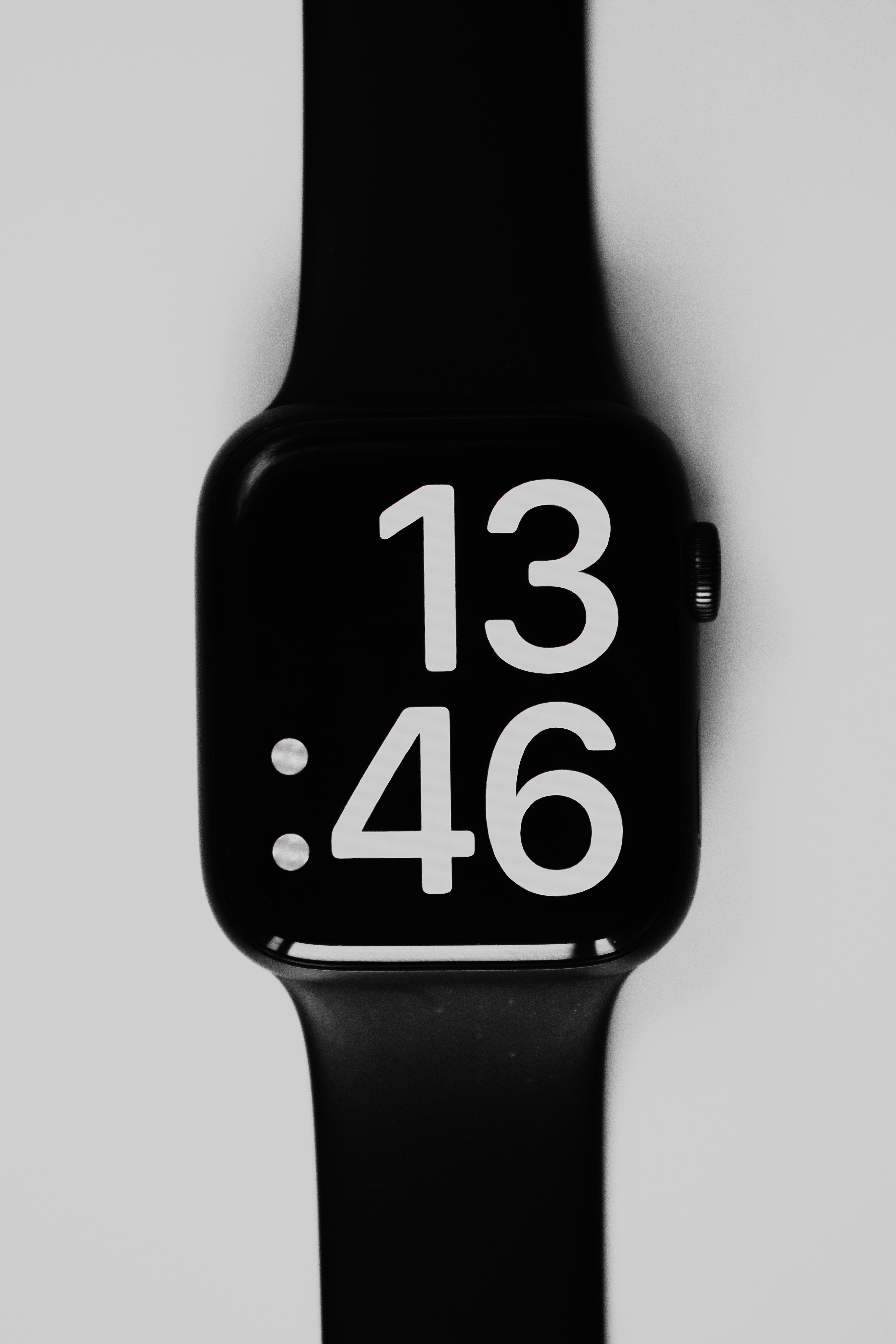 Noir Readout: Bold White Digits on a Minimalist Smartwatch Portrait