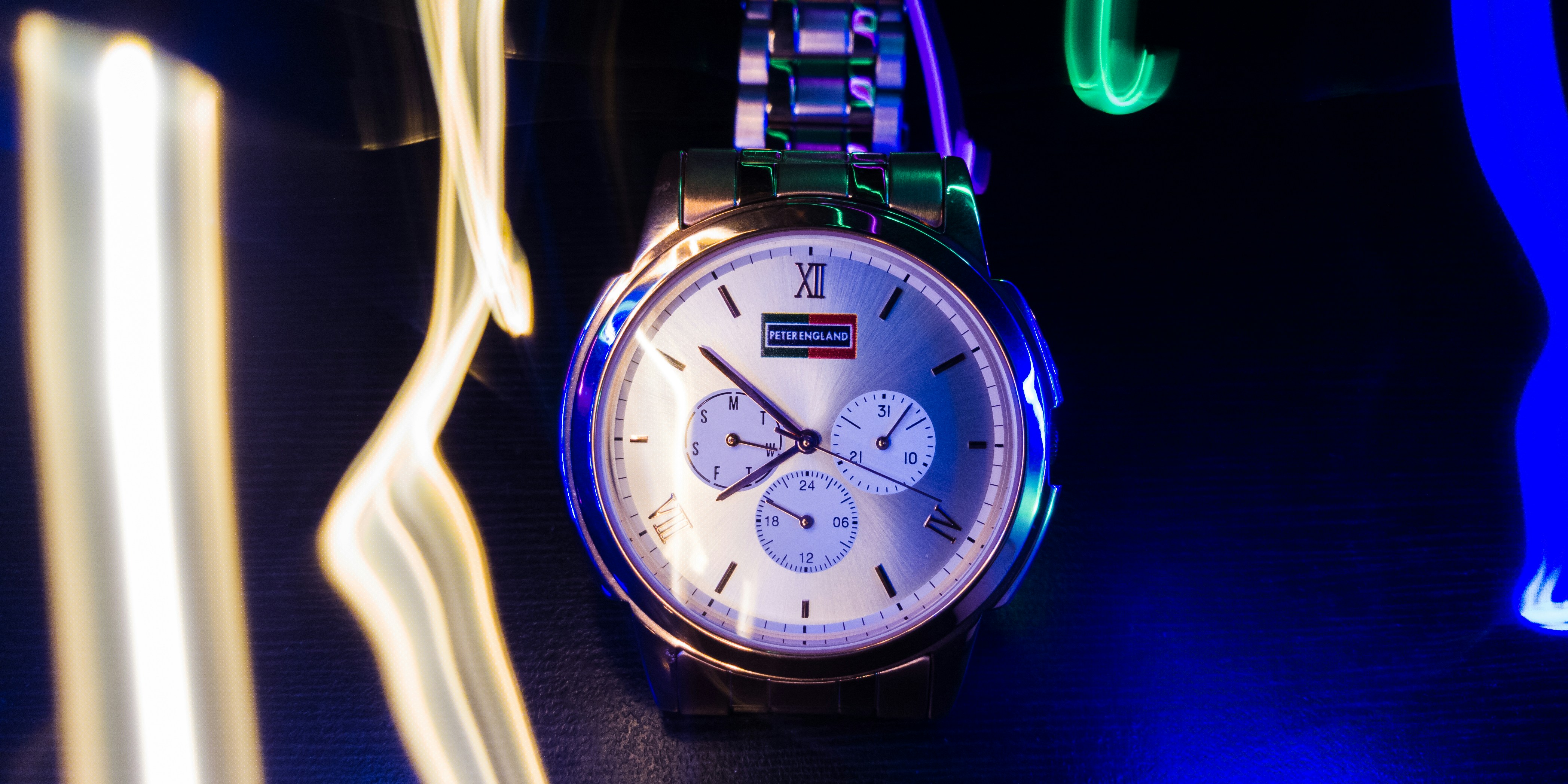 Foto Un primer plano de un reloj sobre una mesa – Imagen India gratis ...