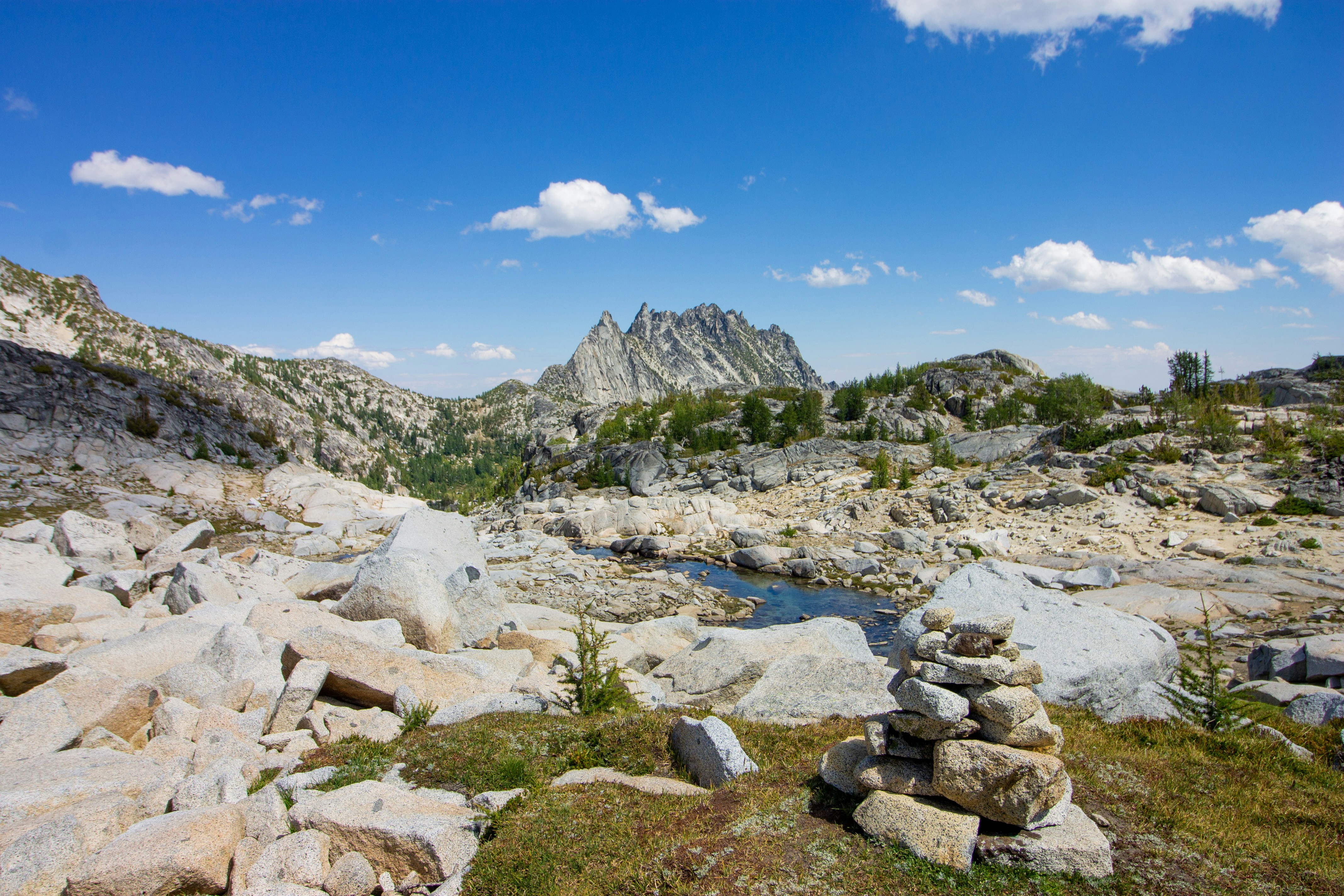 Une zone rocheuse traversée par une rivière photo – Photo La nature ...