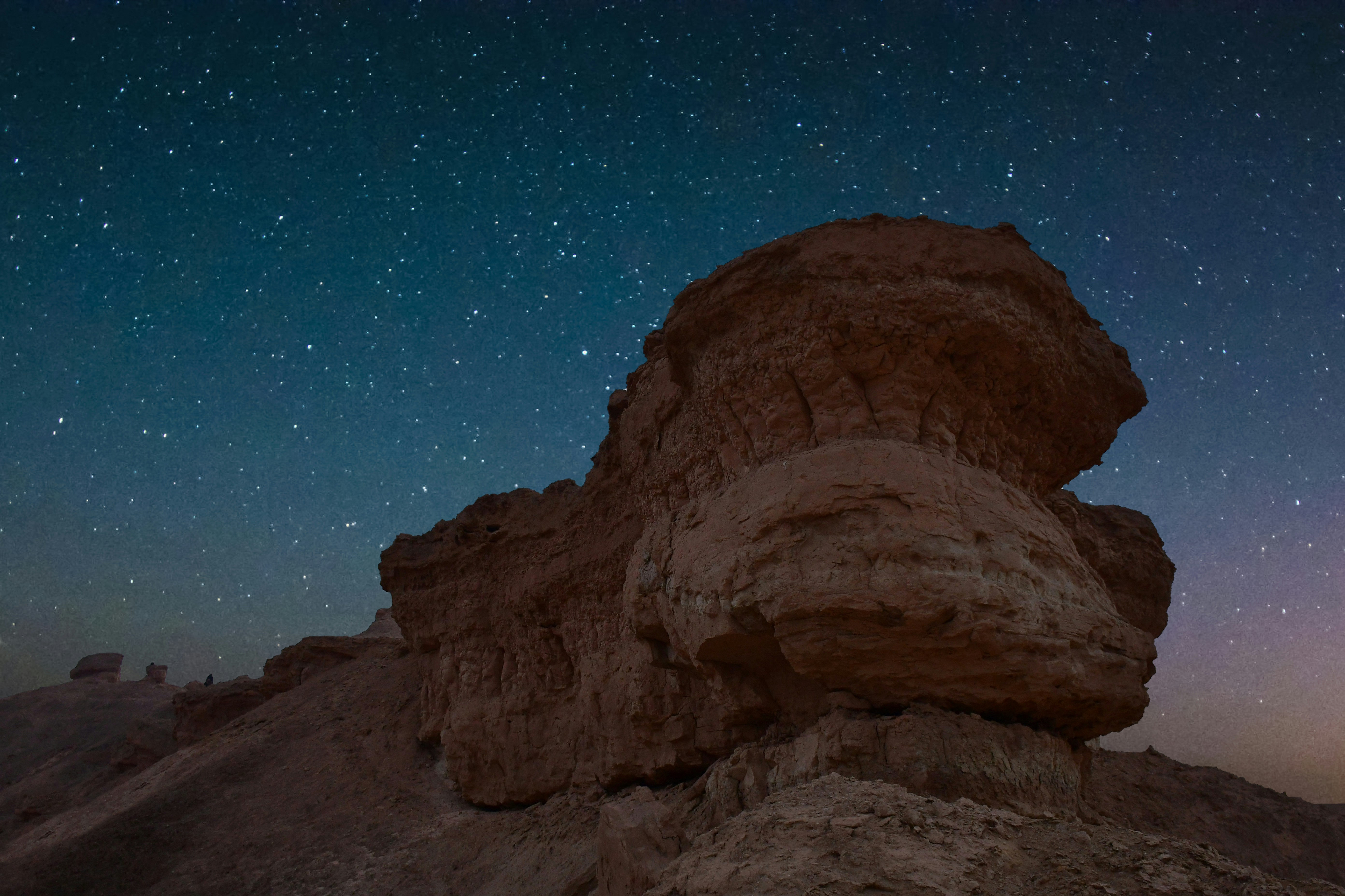 A rock formation in the desert under a night sky photo – Free Iraq ...