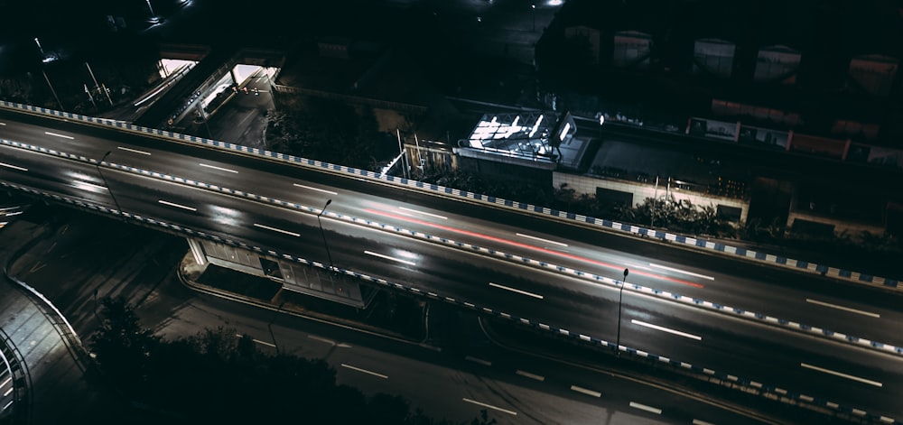 Une vue aérienne d’une autoroute la nuit photo – Photo Ville de nuit ... Une vue aérienne d’une autoroute la nuit photo – Photo Ville de nuit ...