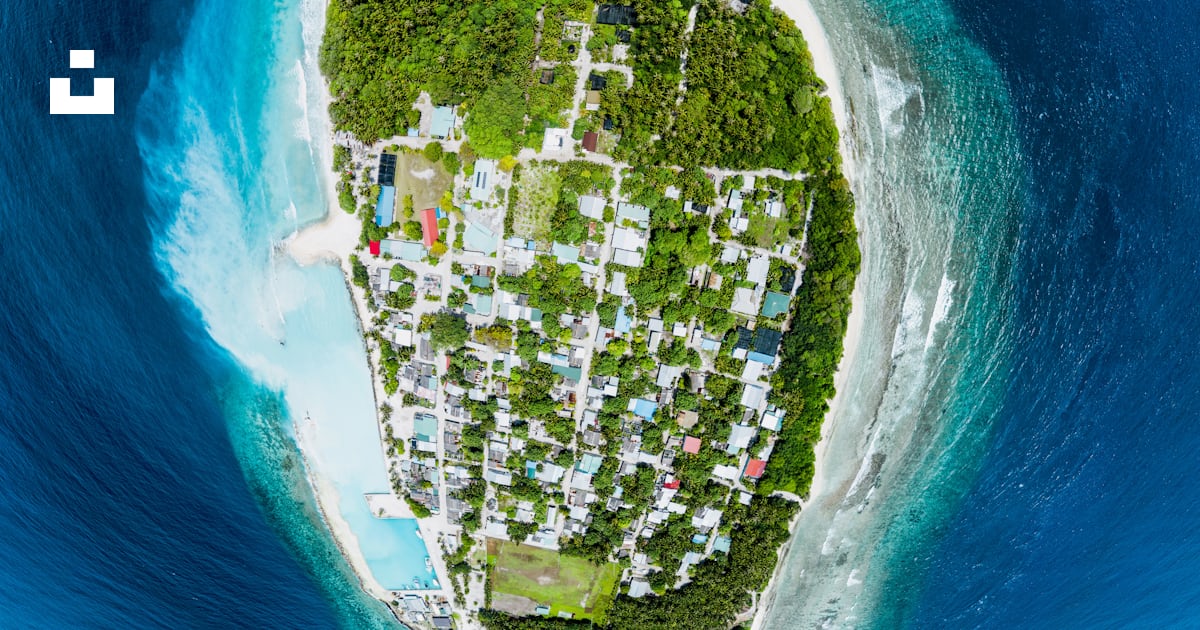 Una Isla En Medio Del Océano Foto Imagen De Aamaalhos Gratuita En Unsplash