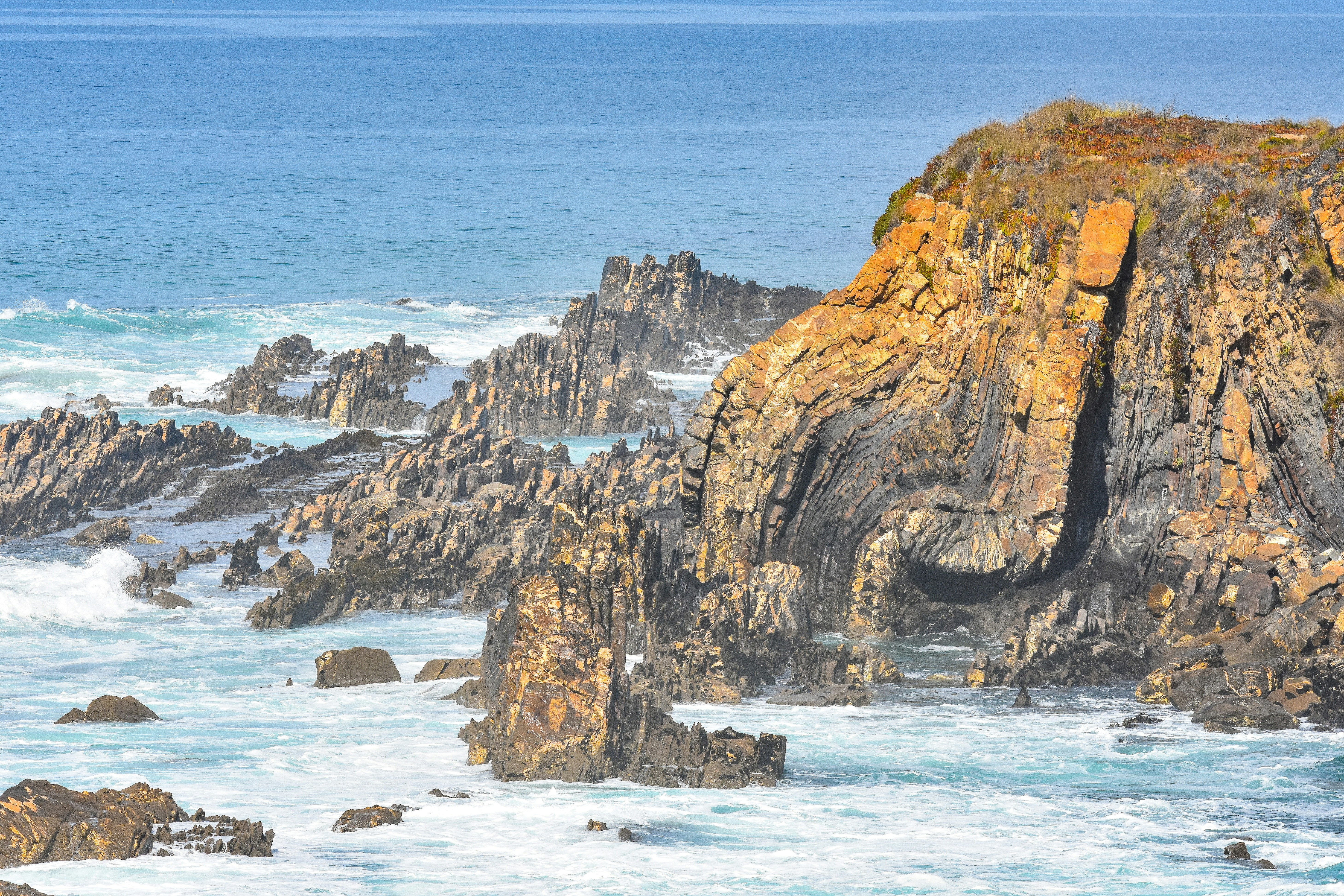 Une grande formation rocheuse au milieu de l’océan photo – Photo La ...