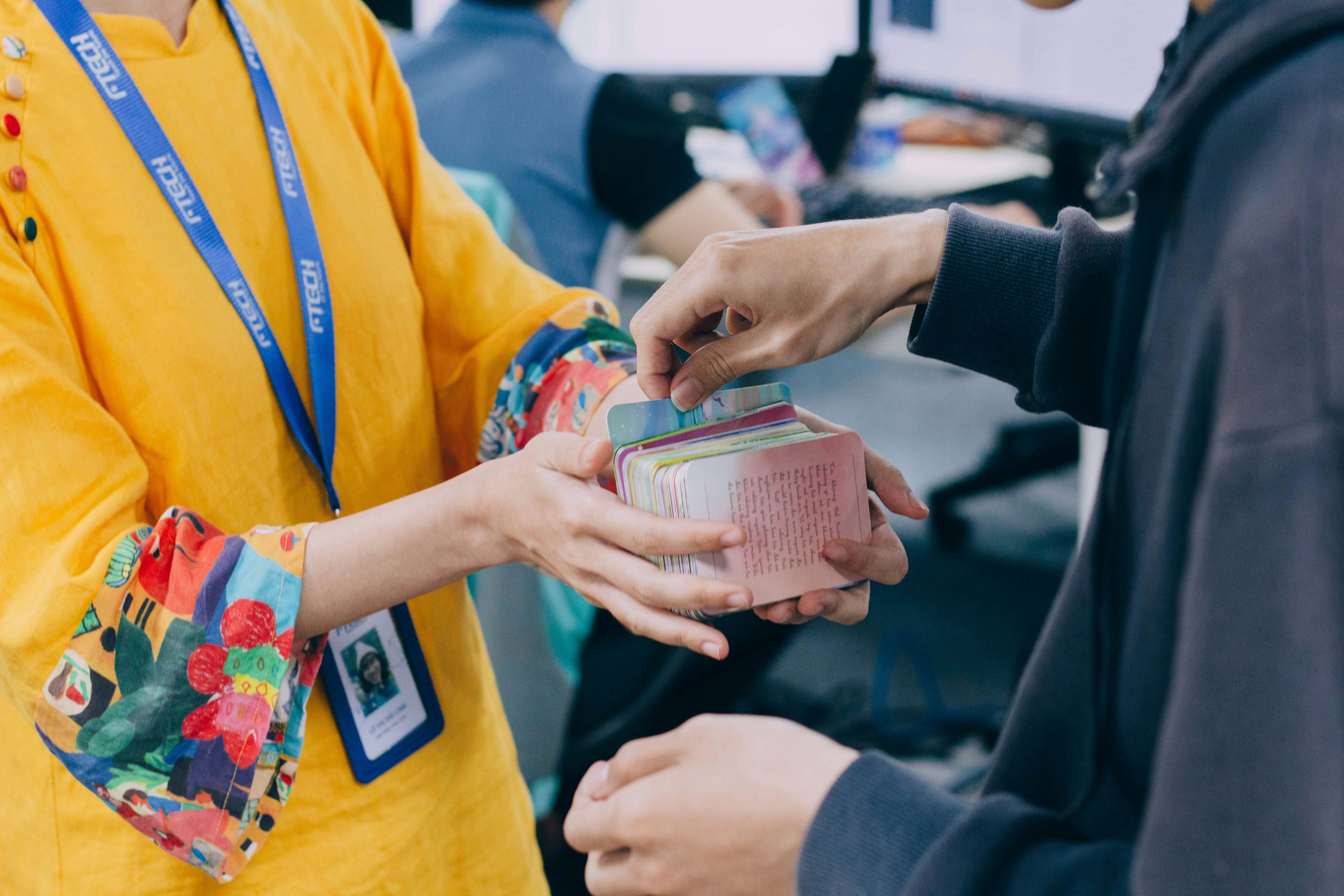 A person handing something to another persons hand photo – Free Ftech ...