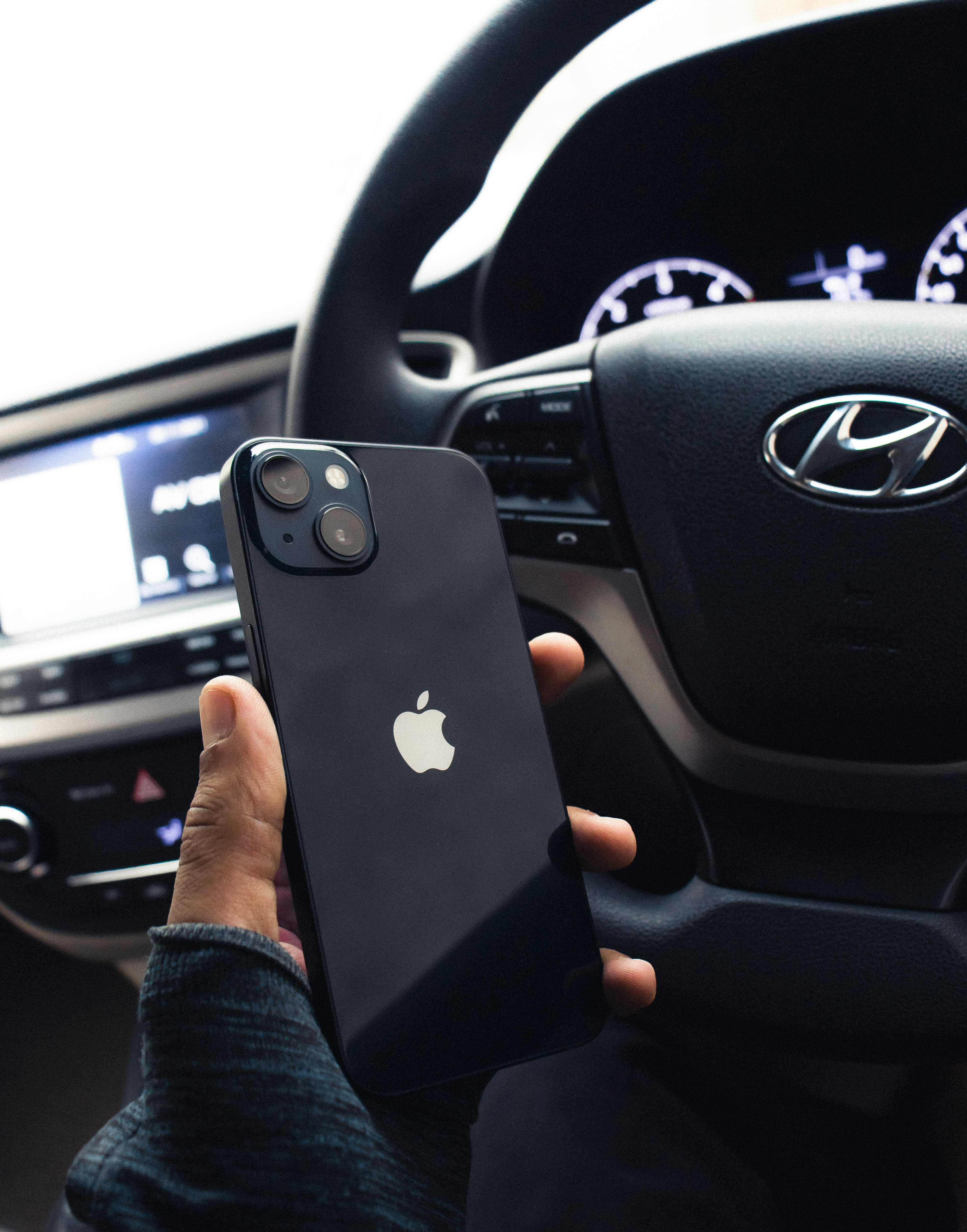 In the Driver’s Seat: A handheld Apple in a Hyundai Cabin