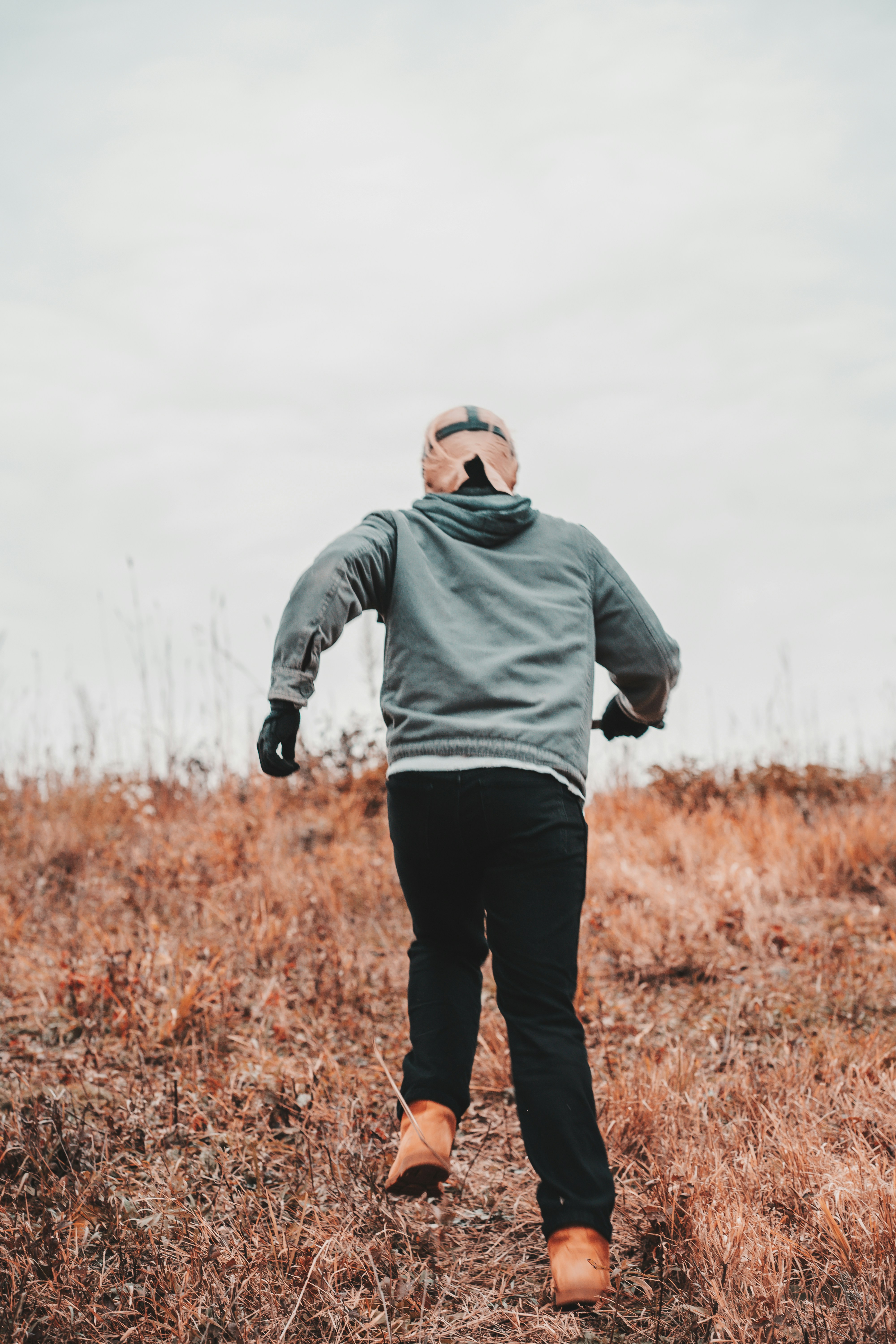 A man standing in a field with his back to the camera photo – Free ...