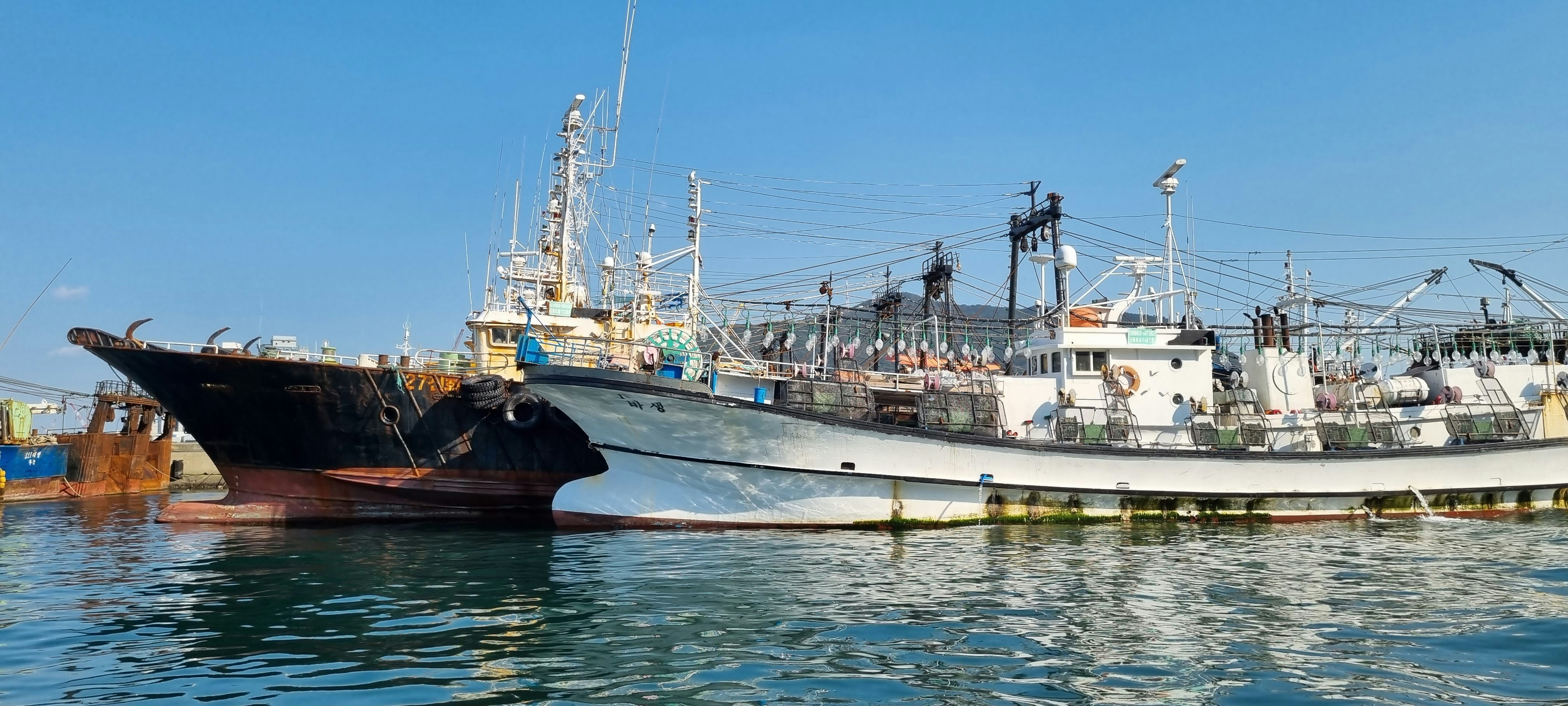 Un par de botes que están sentados en el agua foto – Imagen de Bote ...
