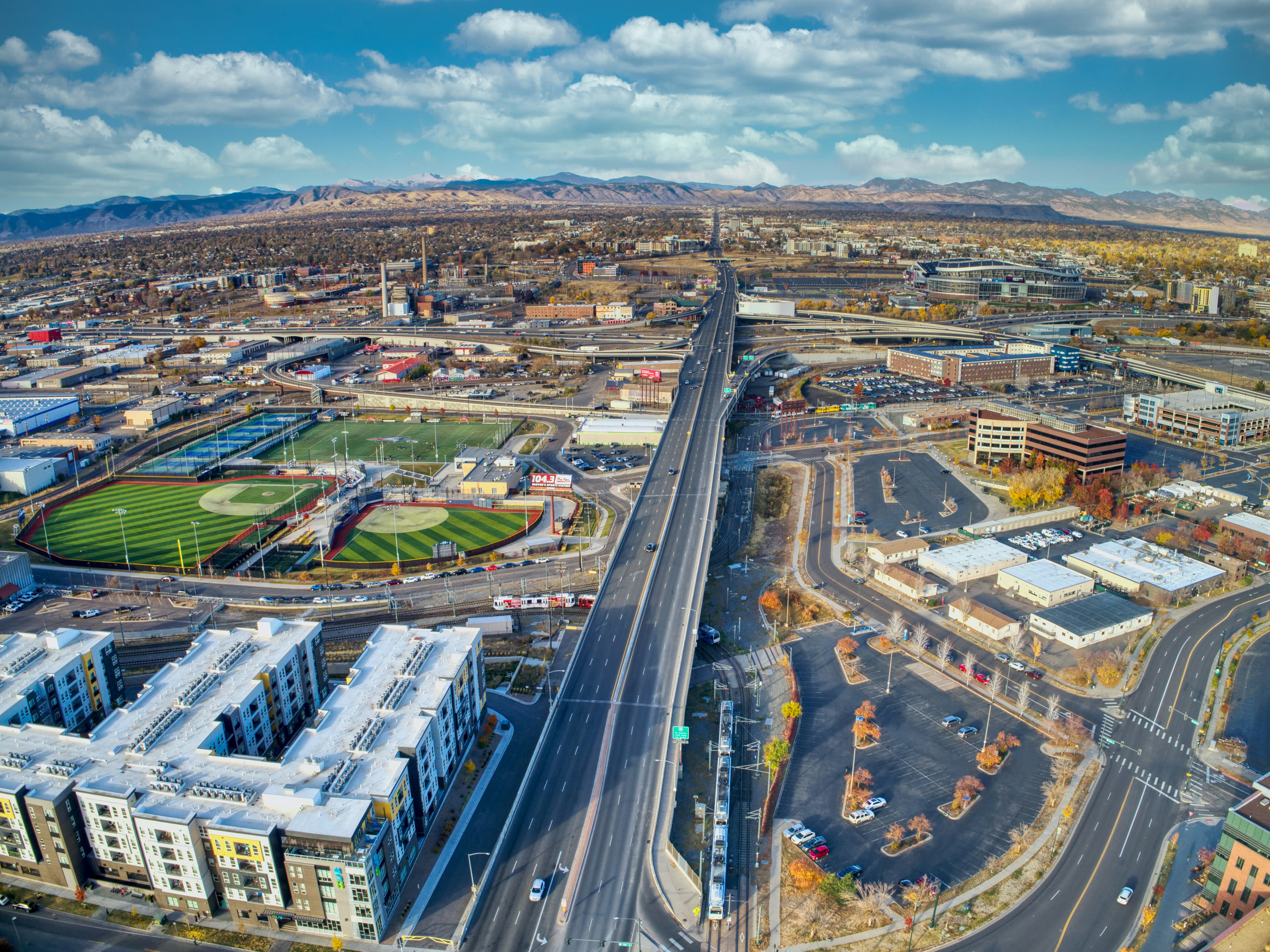 Une vue aérienne d’une ville avec un terrain de baseball photo – Photo ...