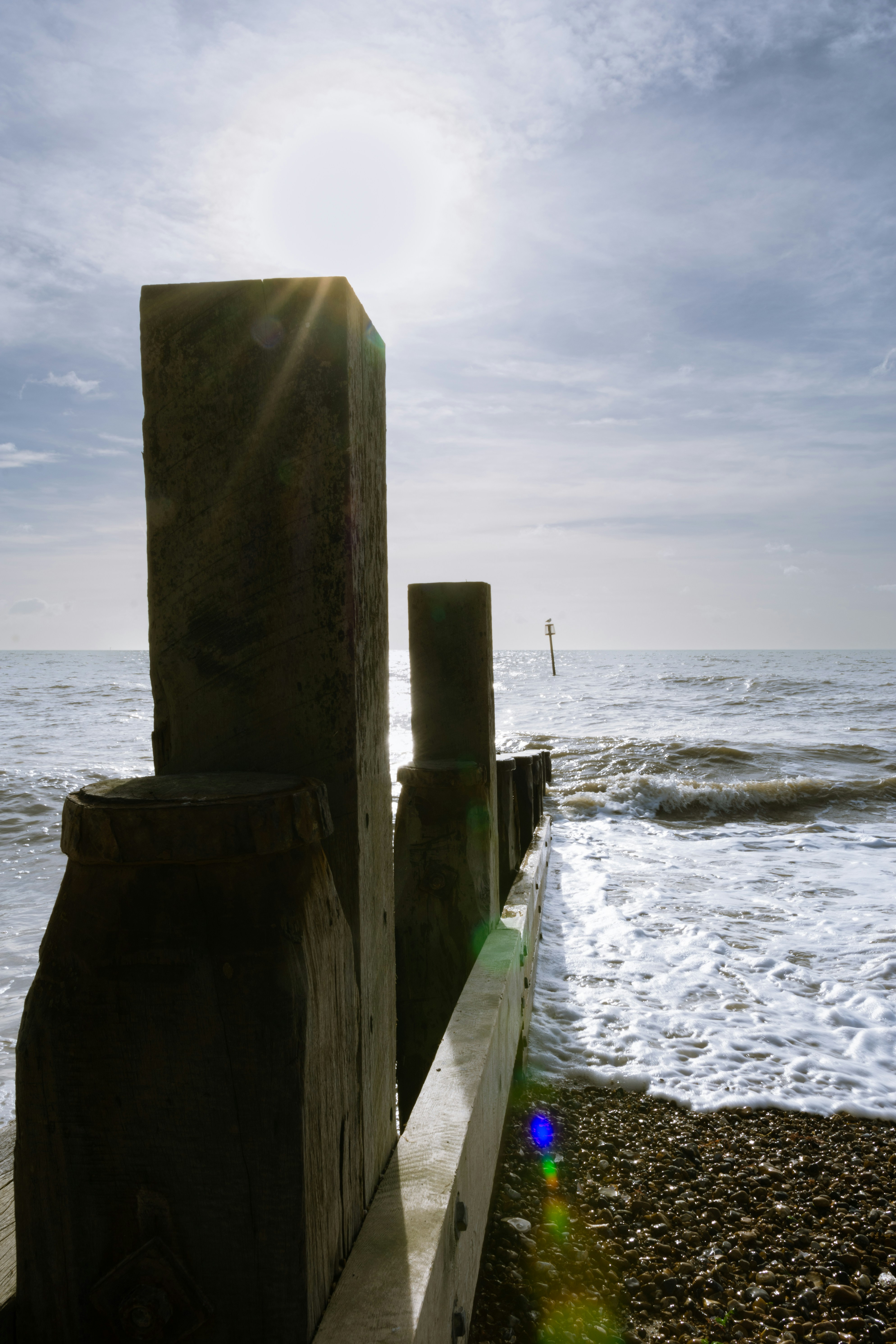 Foto El sol brilla intensamente en la playa y el océano – Imagen Playa ...
