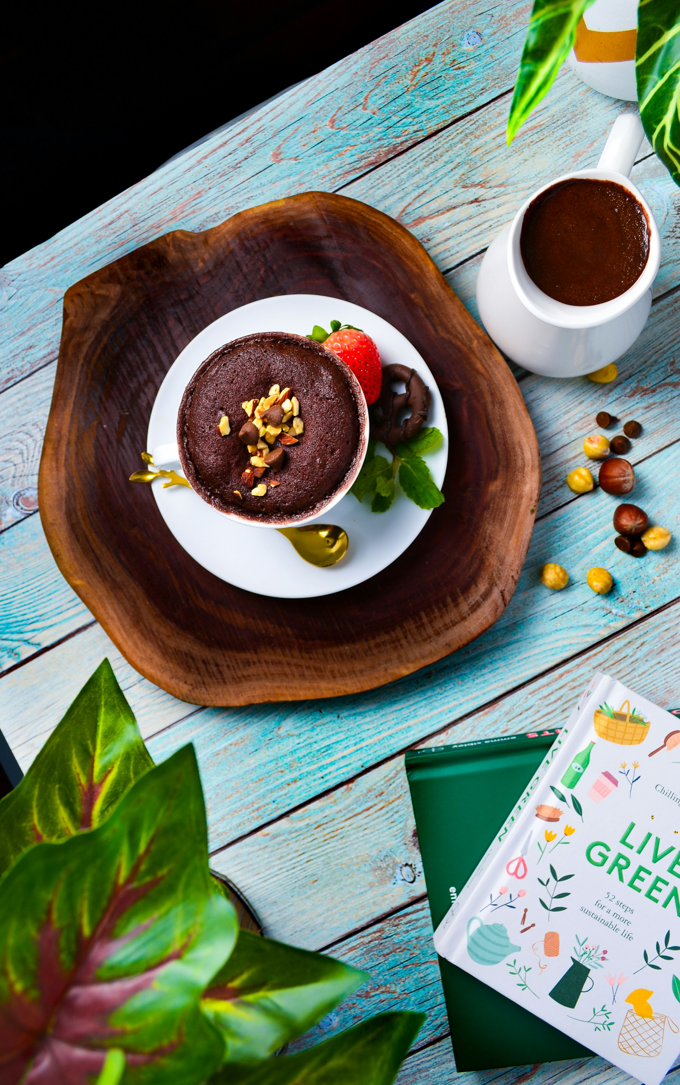 Un plato de comida en una mesa junto a una taza de café foto – Imagen ...
