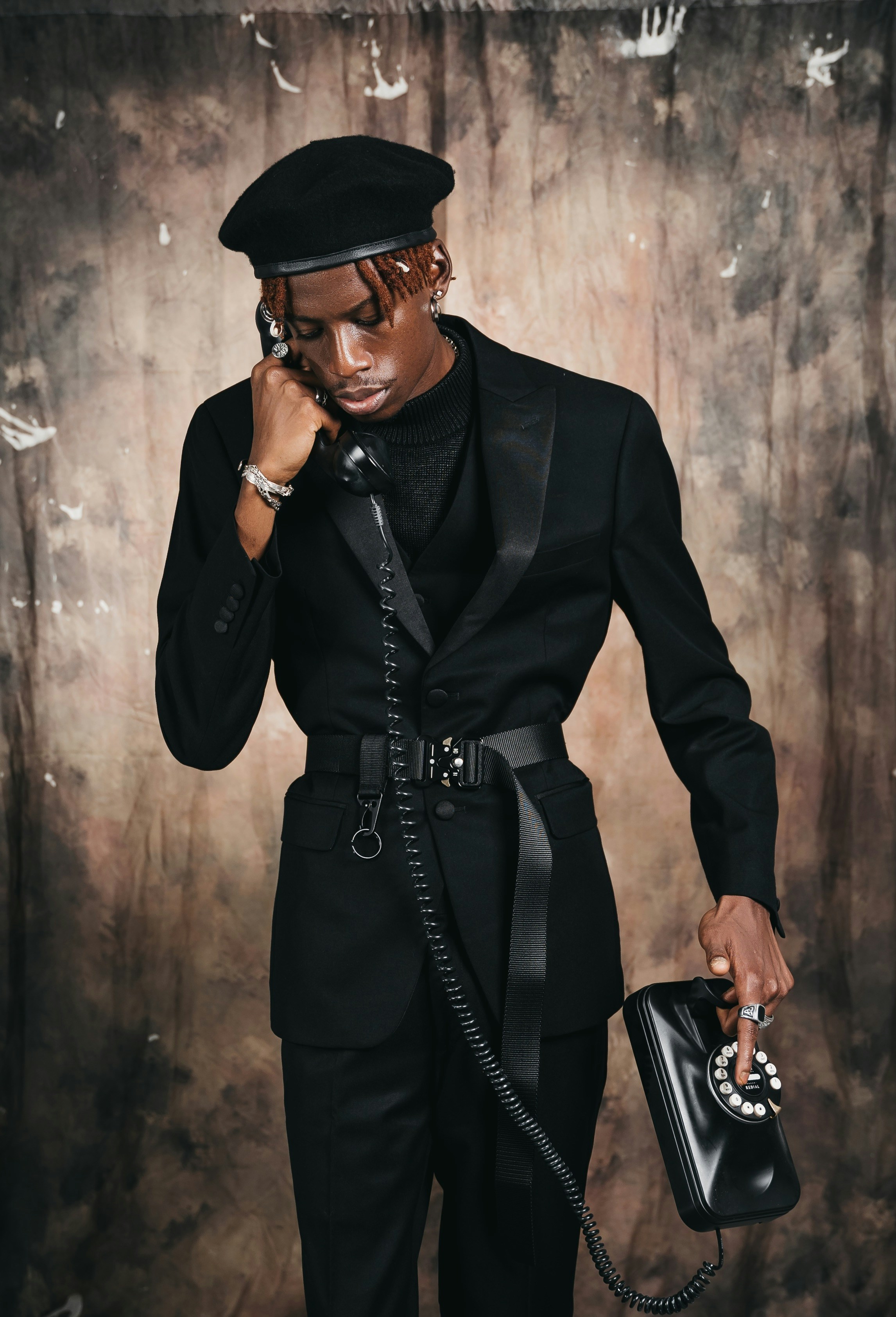 Foto zum Thema Ein Mann im schwarzen Anzug mit schwarzer Handtasche ...