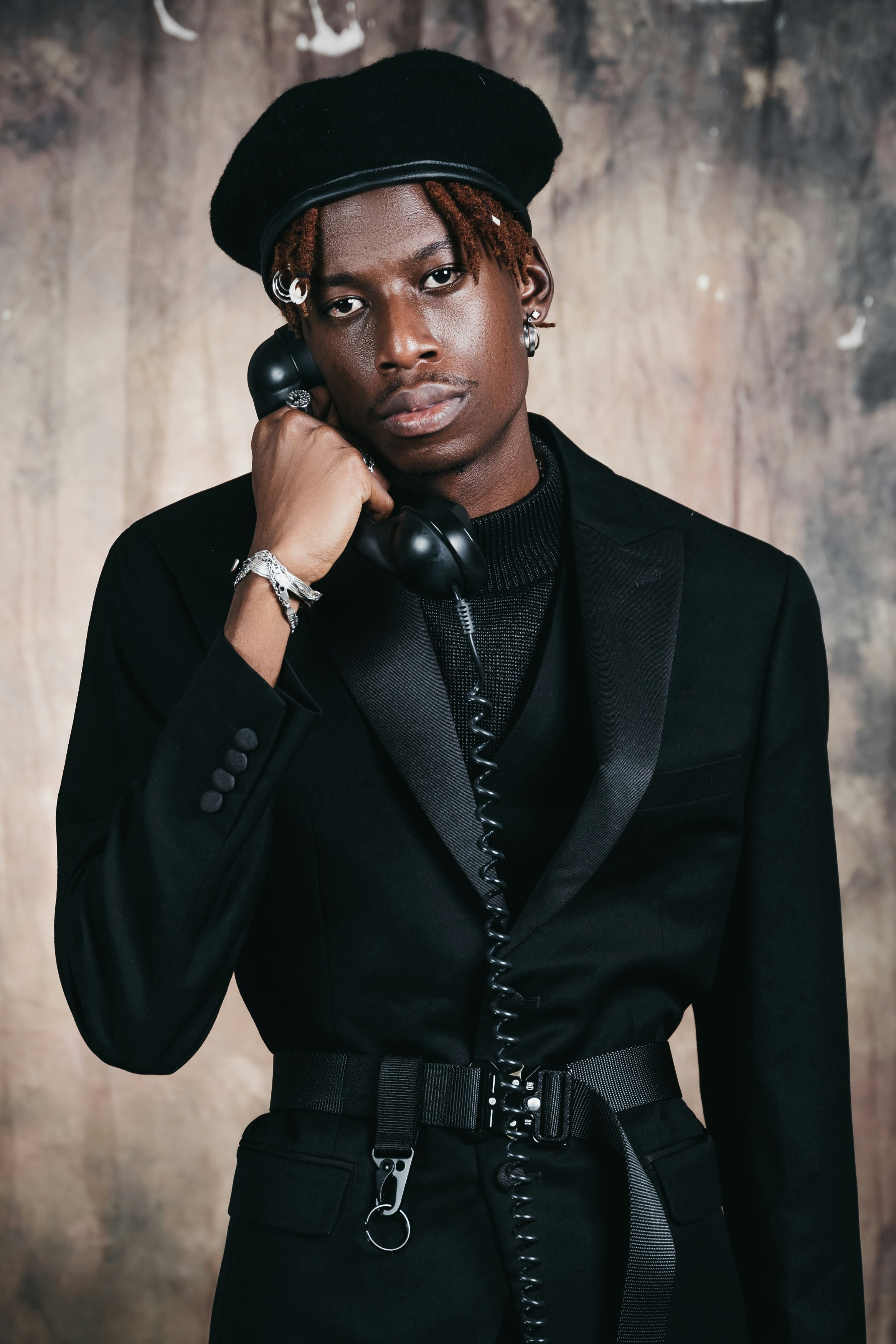 Foto Un hombre con traje y corbata sosteniendo un teléfono en su oreja ...