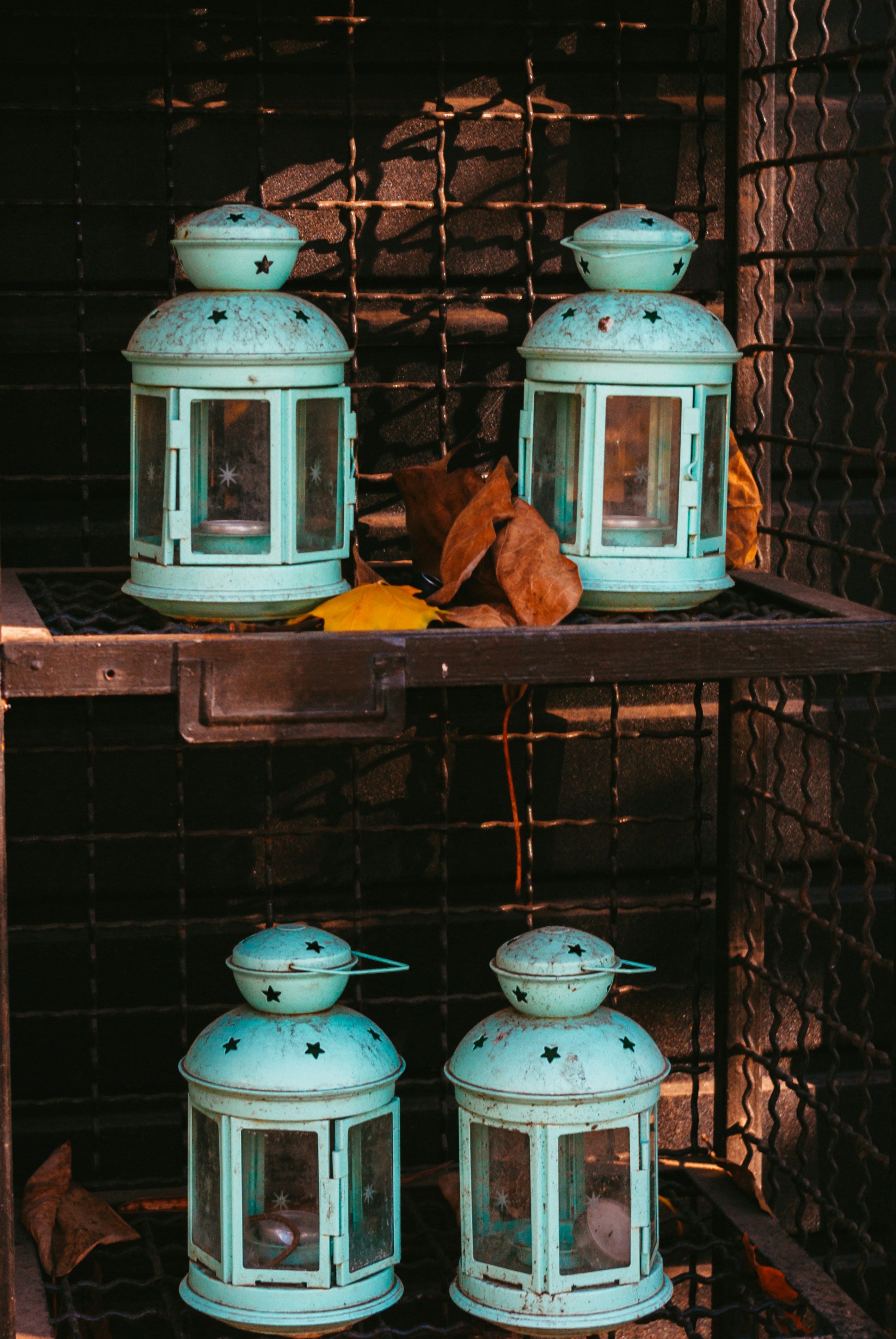a couple of blue lanterns sitting on top of a shelf