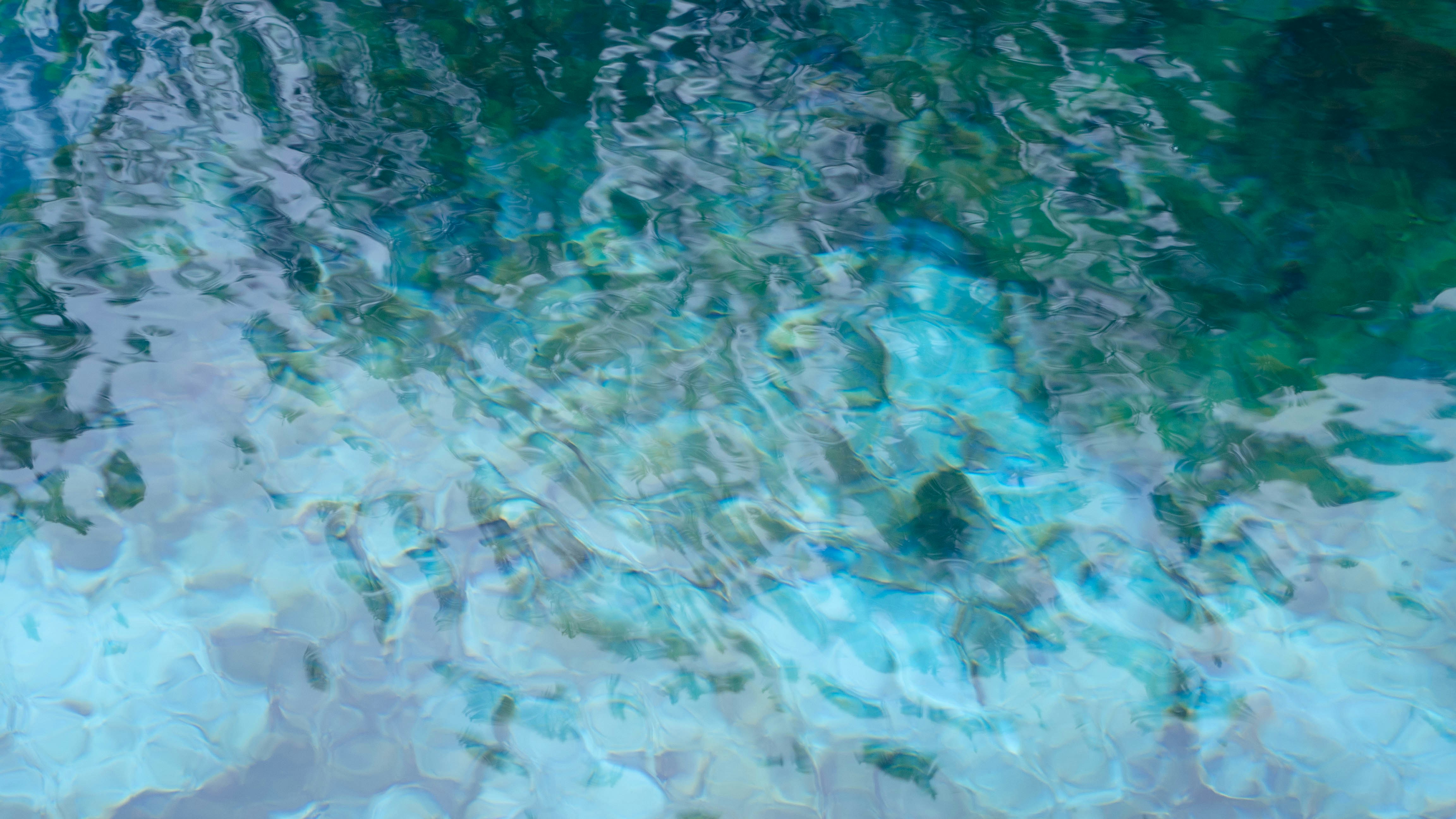 A view of a body of water from above photo – Free Blue Image on Unsplash