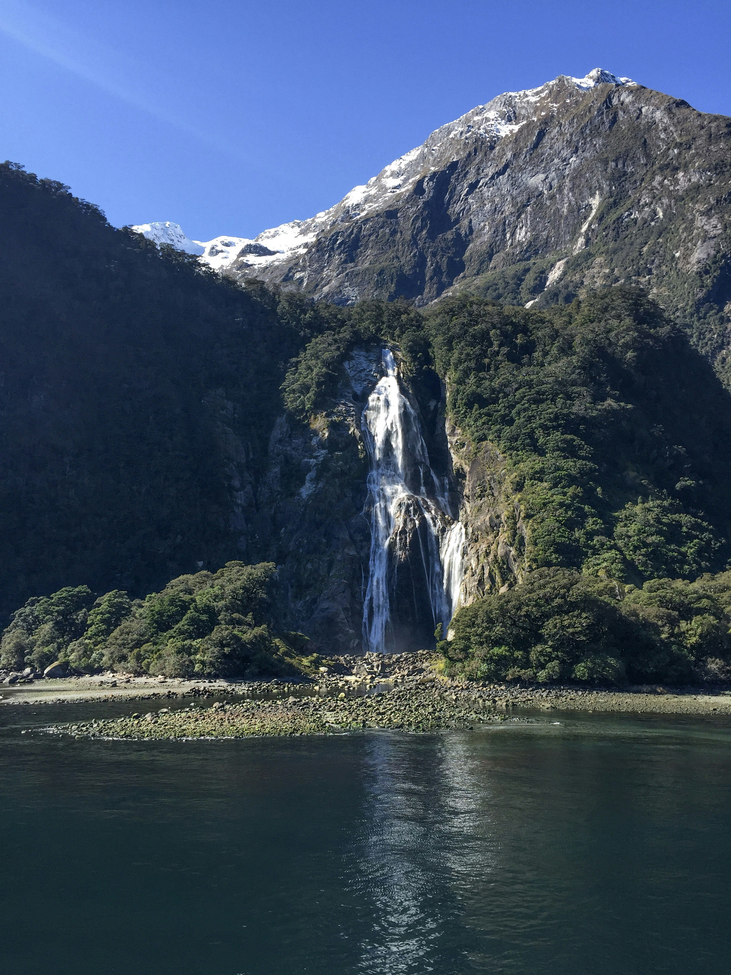 Une cascade au milieu d’un plan d’eau photo – Photo 밀포드 사운드 Gratuite ...