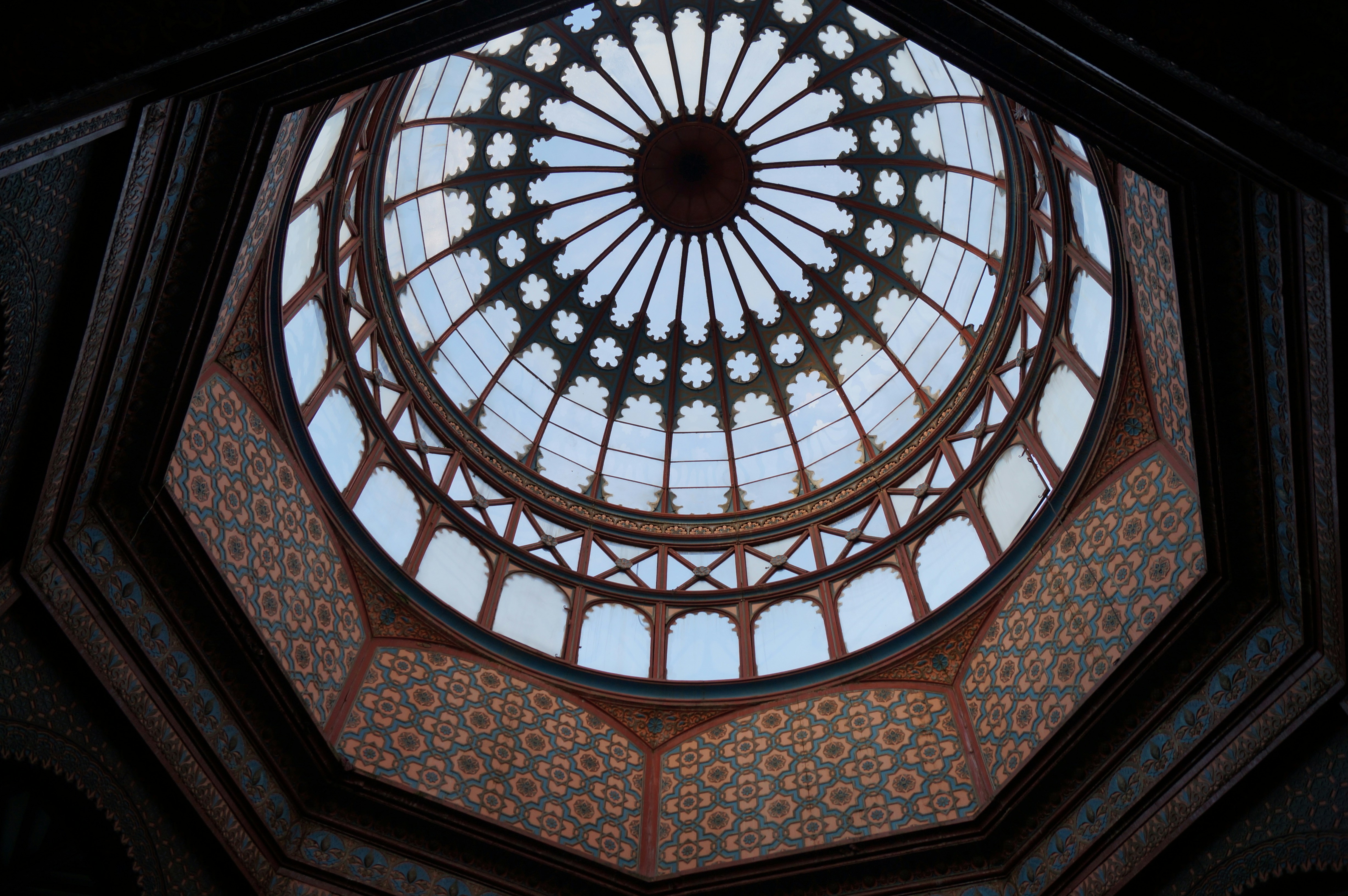 A circular glass ceiling in a building photo – Free Kiosko morisco ...