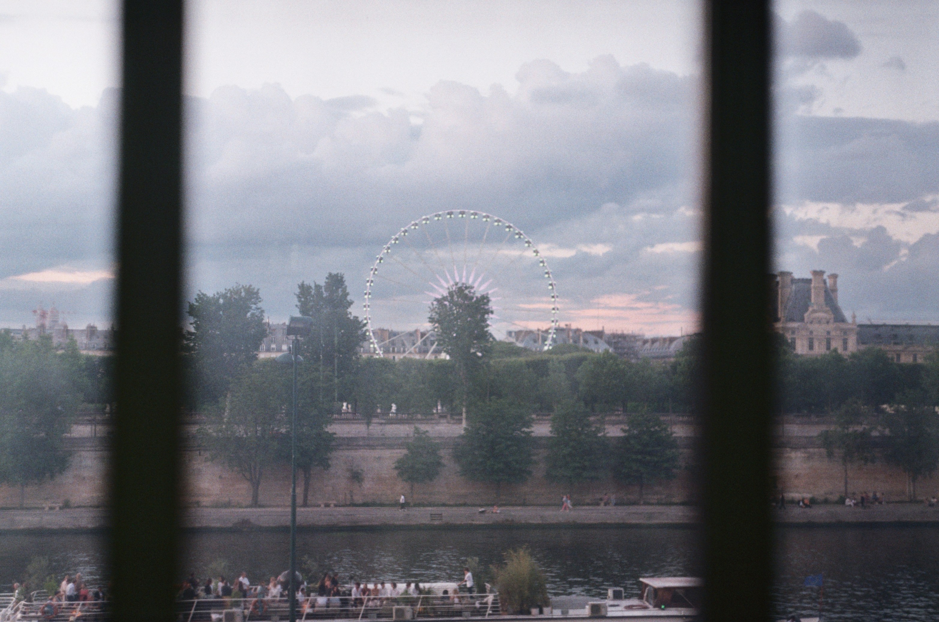 Vue d’une grande roue depuis une fenêtre photo – Image gratuite de ...