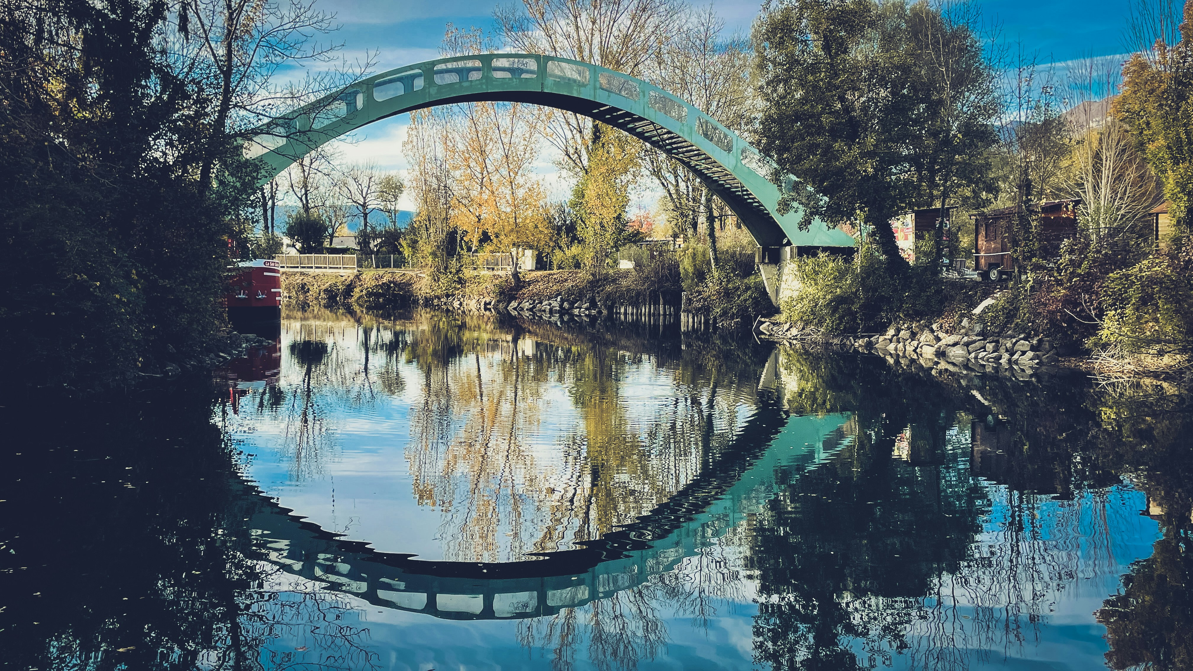 Un train traversant un pont au-dessus d’un plan d’eau photo – Photo ...