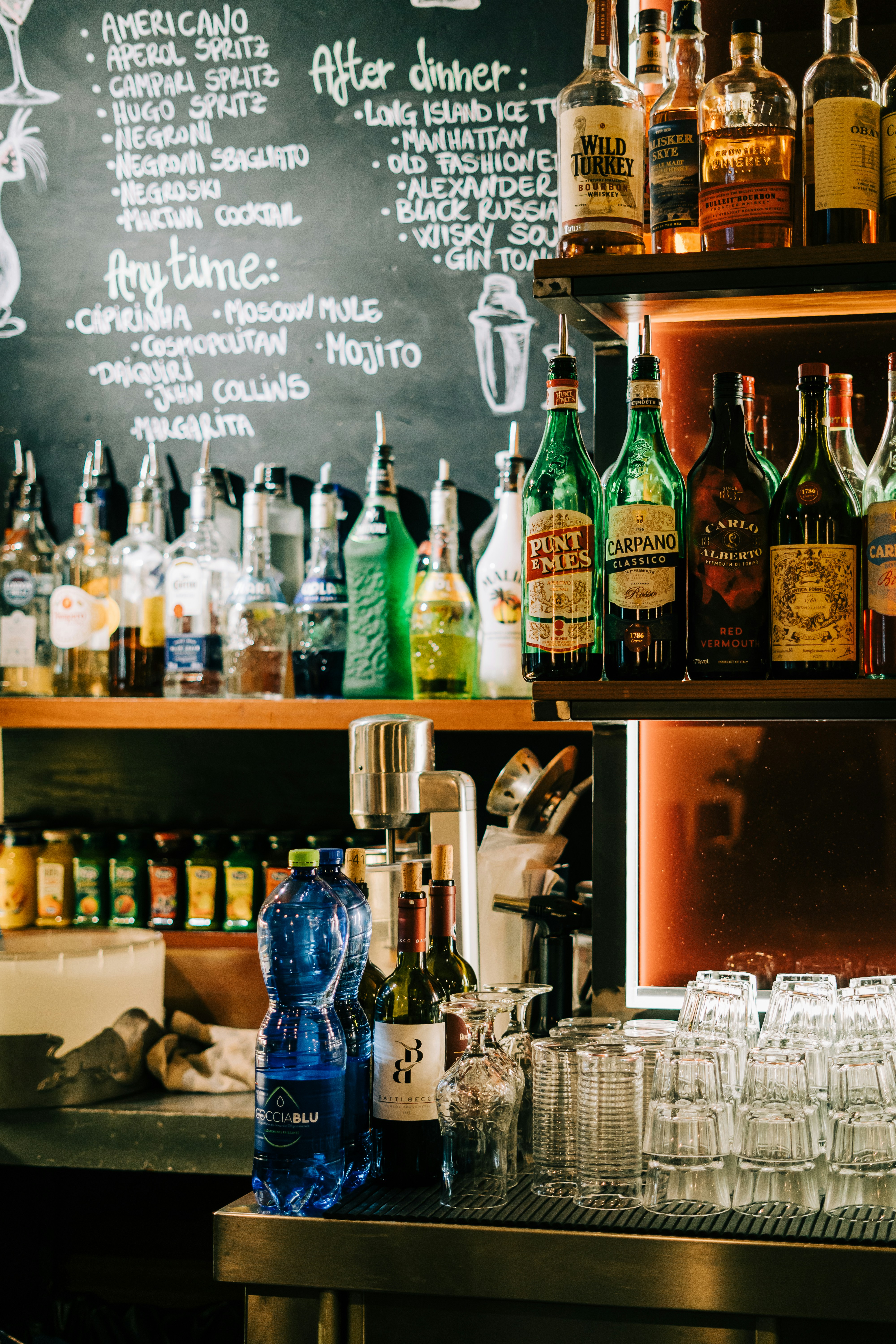Foto Un bar lleno de muchas botellas y vasos – Imagen Italia gratis en ...