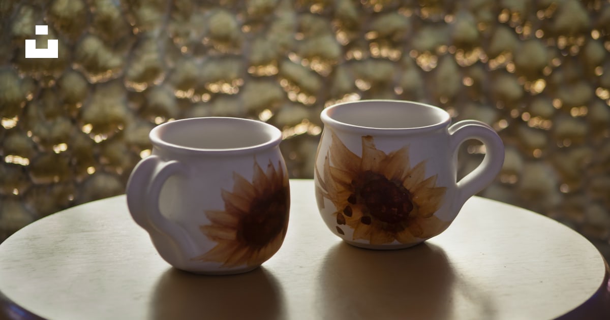 Deux Tasses à Café Posées Sur Une Table Photo Image Gratuite De