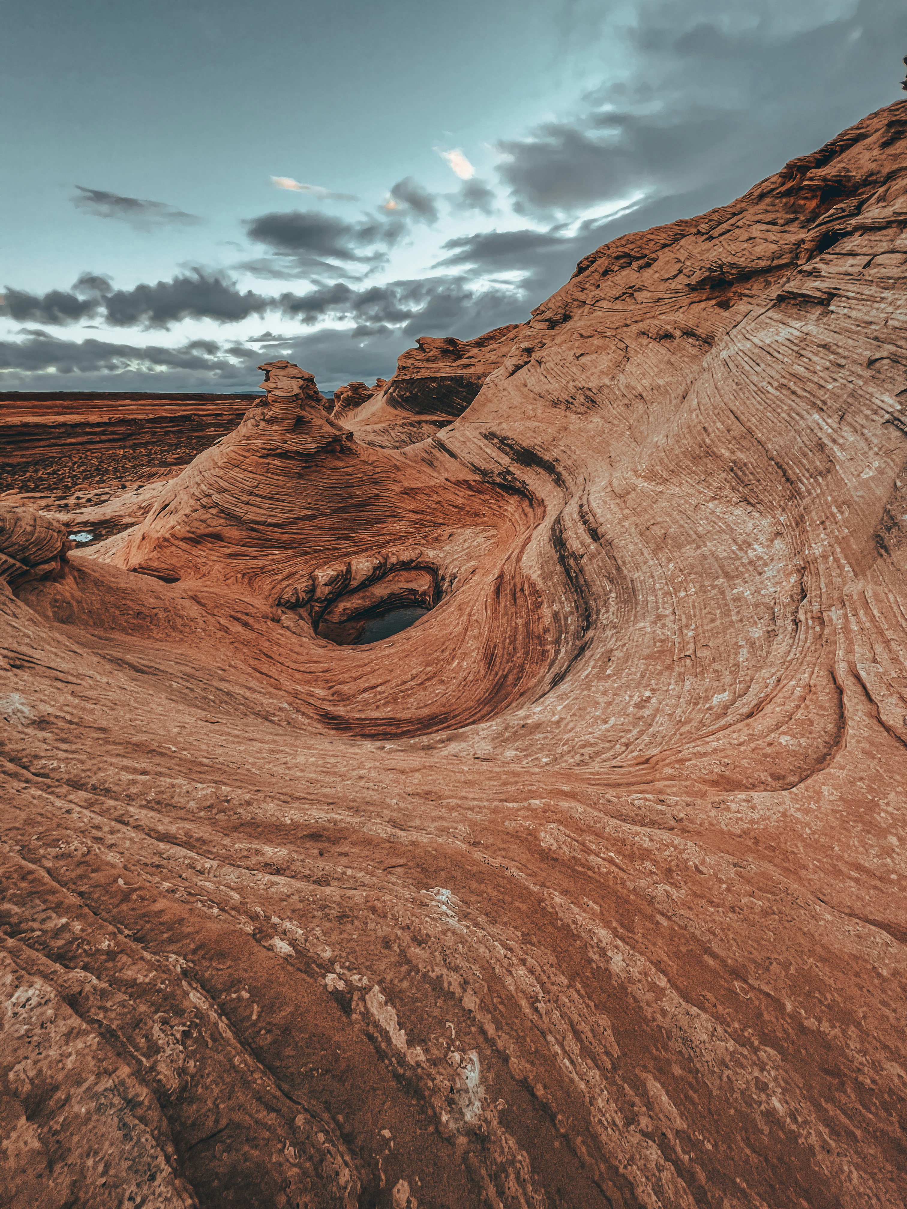 Une grande formation rocheuse au milieu d’un désert photo – Photo 유타 ...