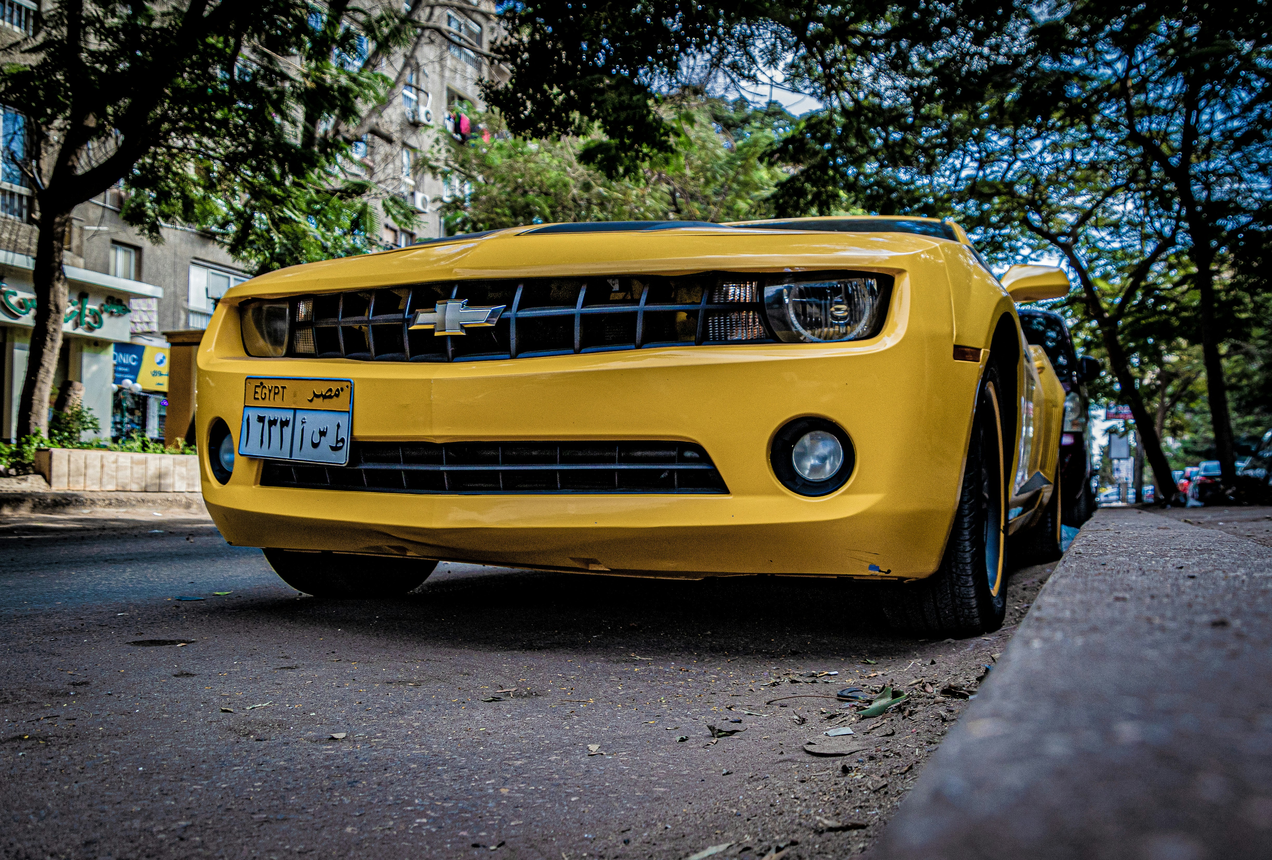 Un coche deportivo amarillo estacionado al costado de la carretera foto ...