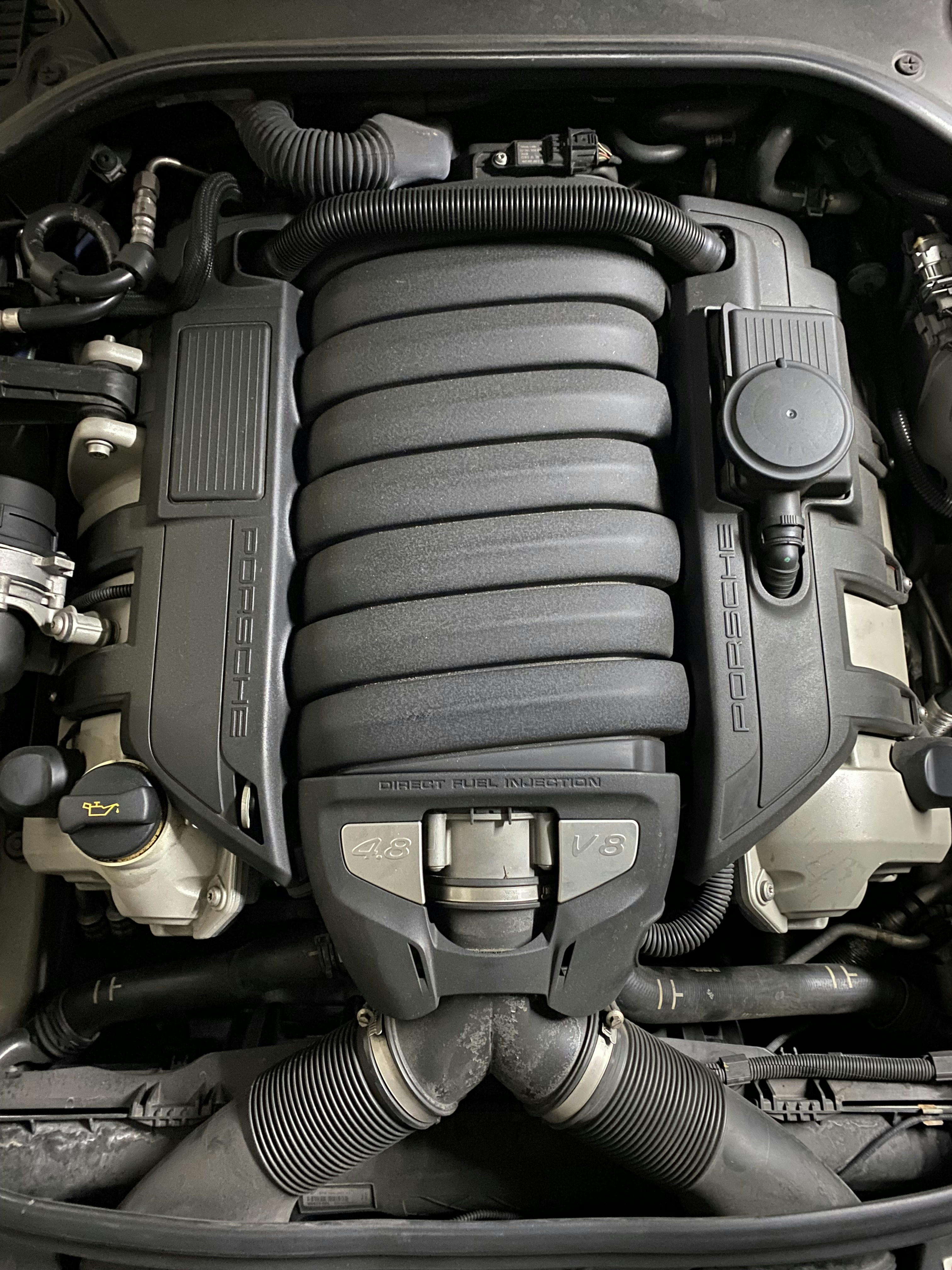 Le compartiment moteur d’une voiture avec son capot ouvert photo ...