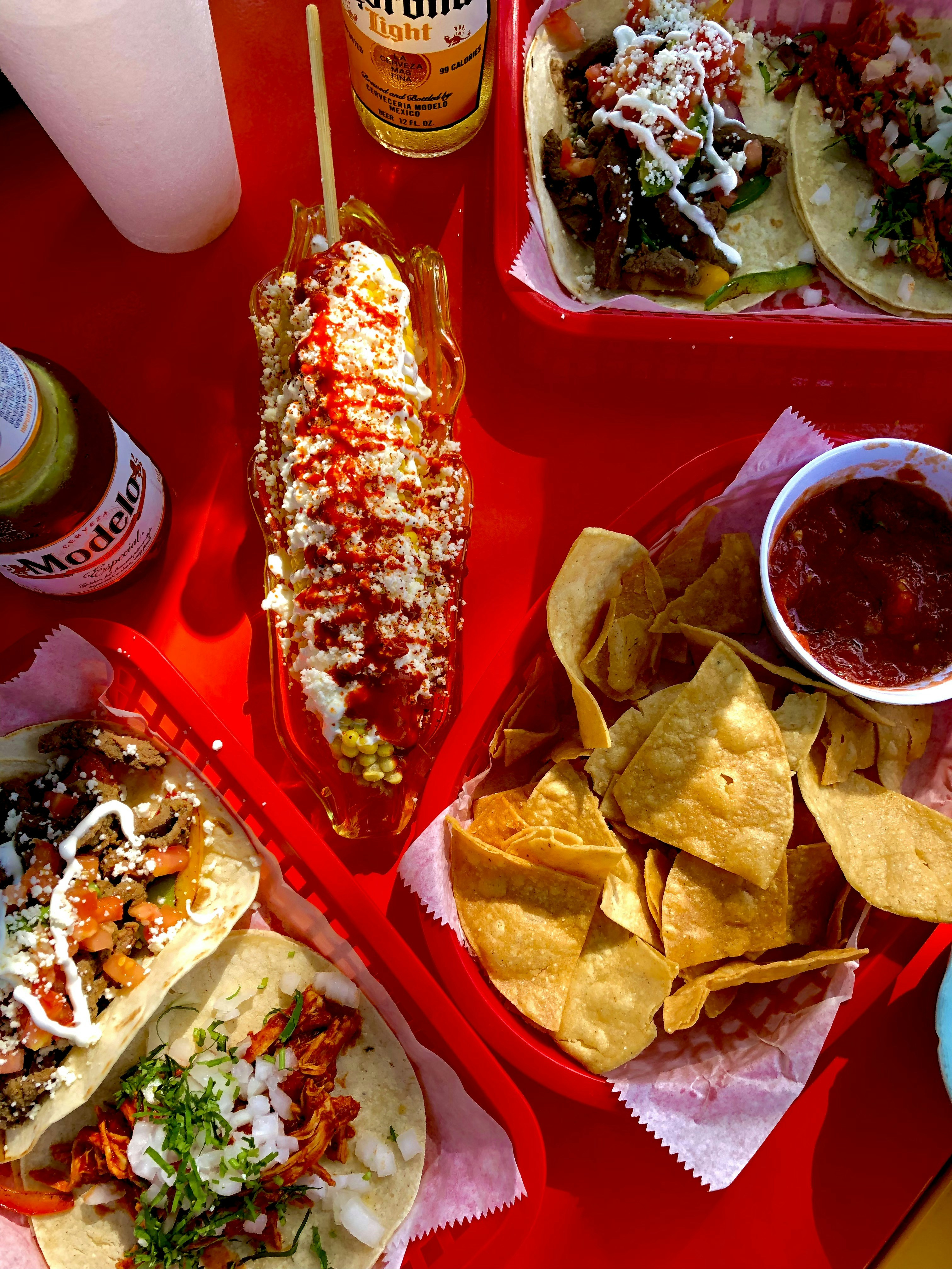 Foto Nampan merah di atasnya dengan taco dan keripik – Gambar Makanan ...