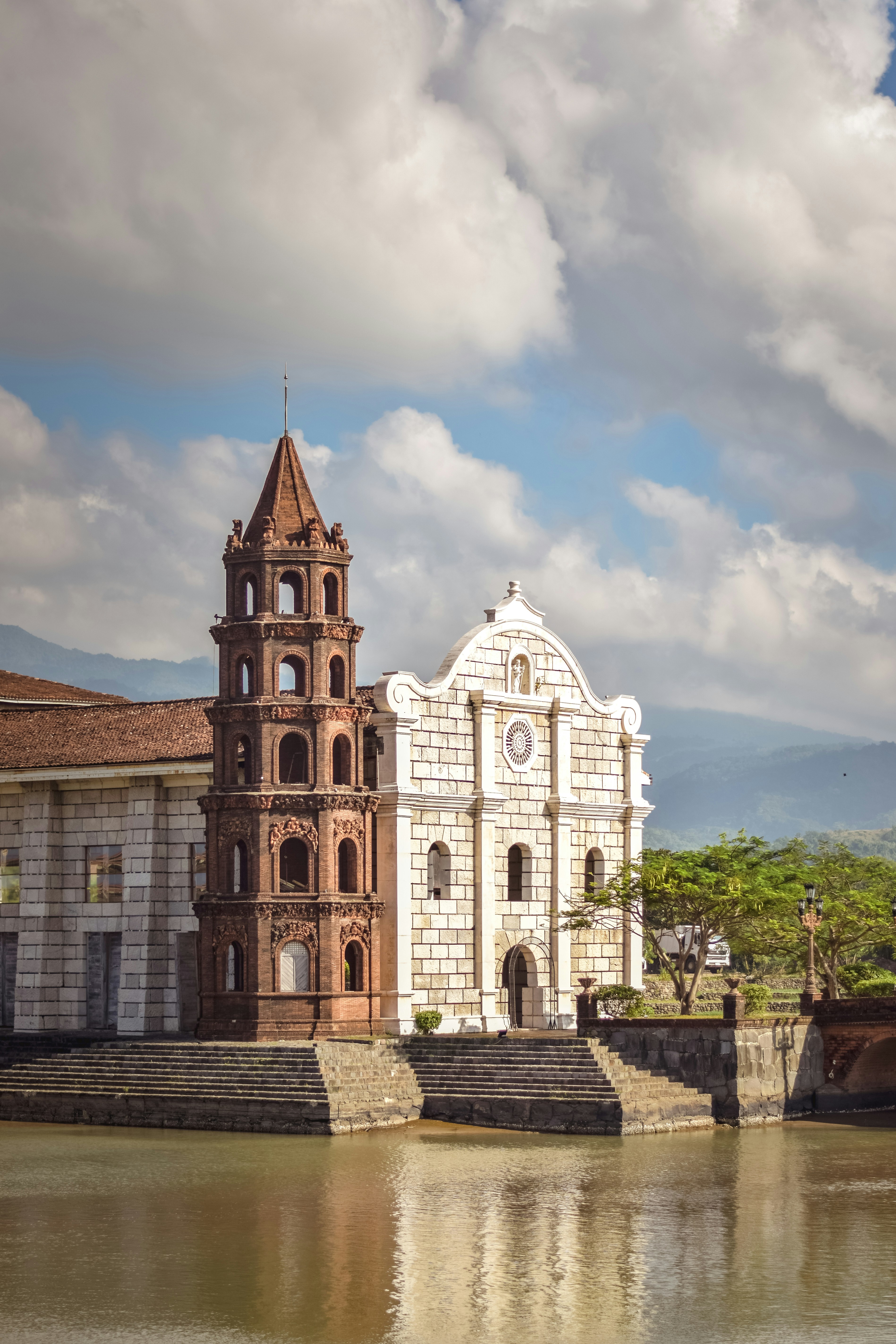 Temple by the Water: A Colonial Facade Rising from the Quiet Pond