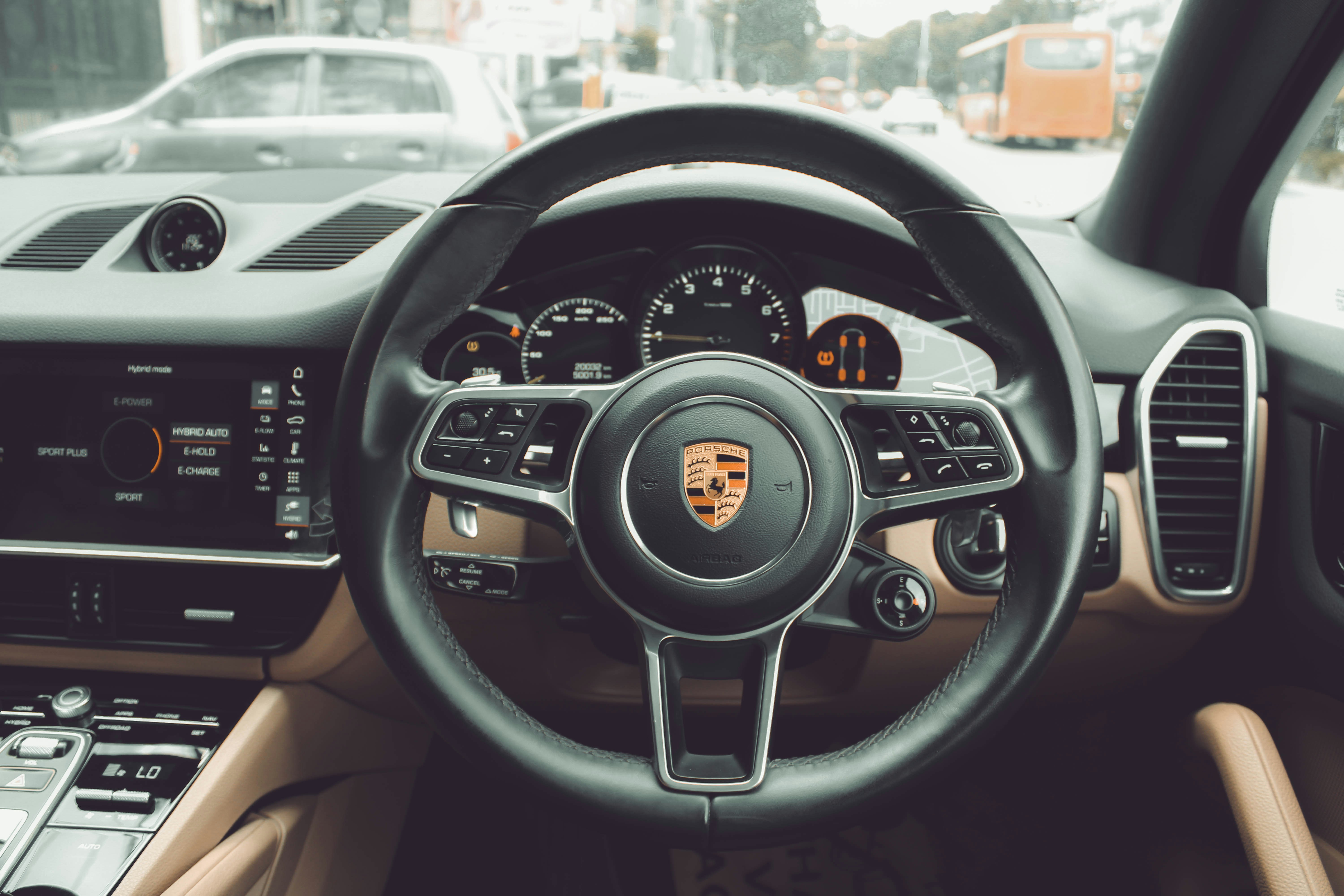 Foto zum Thema Der Innenraum eines Autos mit Lenkrad und Armaturenbrett ...